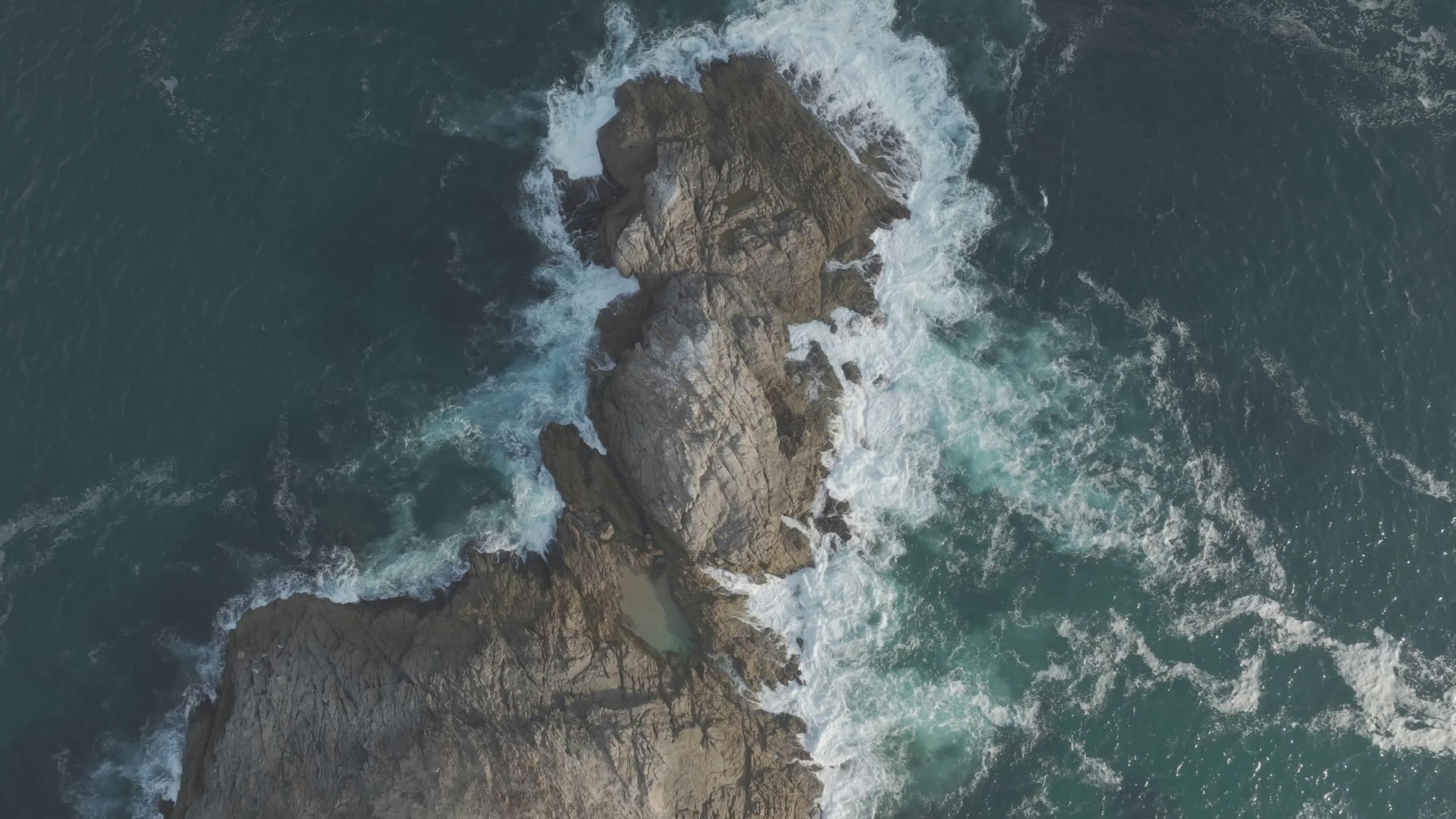 Vista Aérea De La Costa Rocosa De La Bahía De Herolds · Vídeo de stock ...