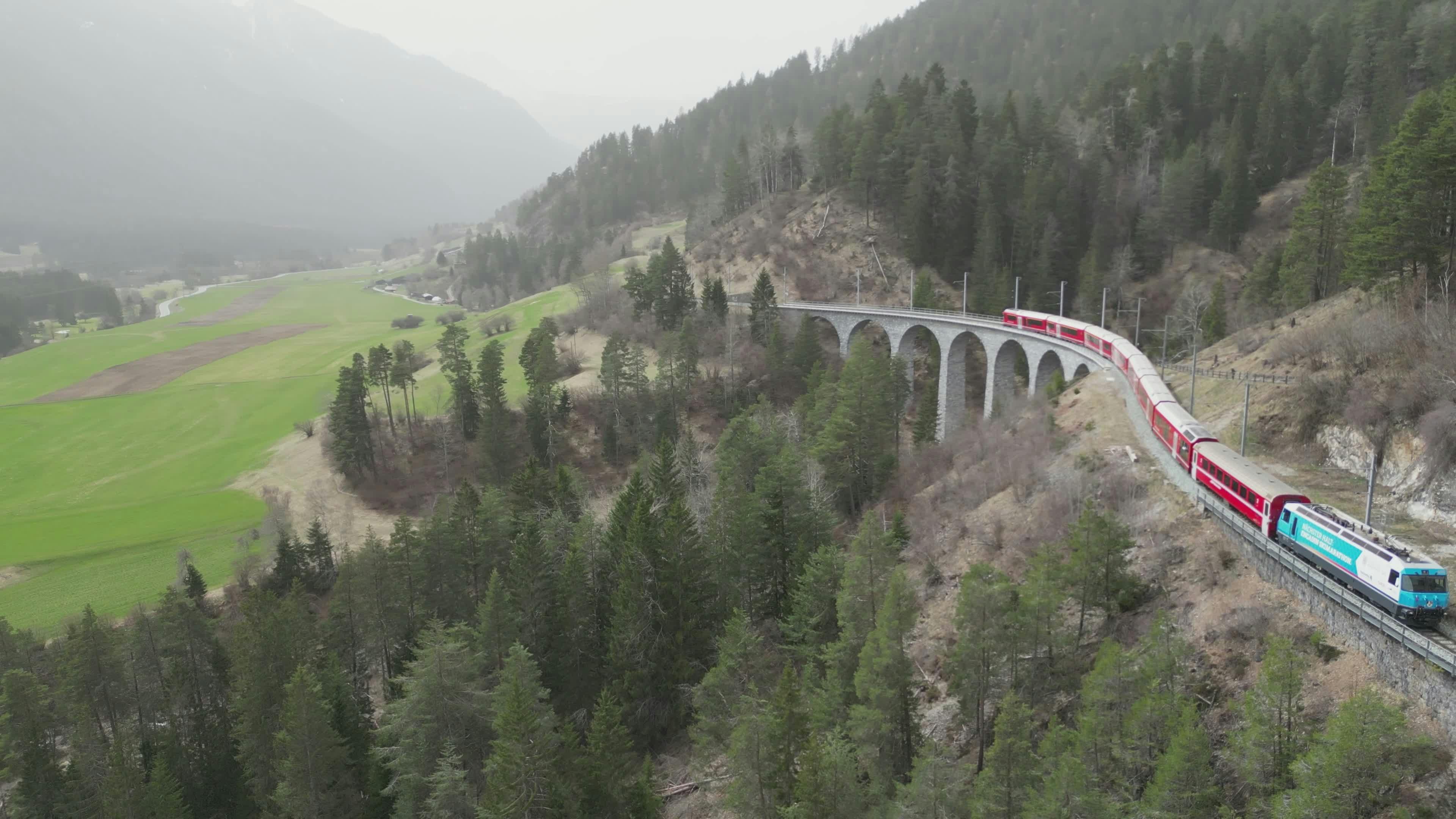 Perjalanan Kereta API Yang Indah Melintasi Pegunungan Alpen Swiss ...