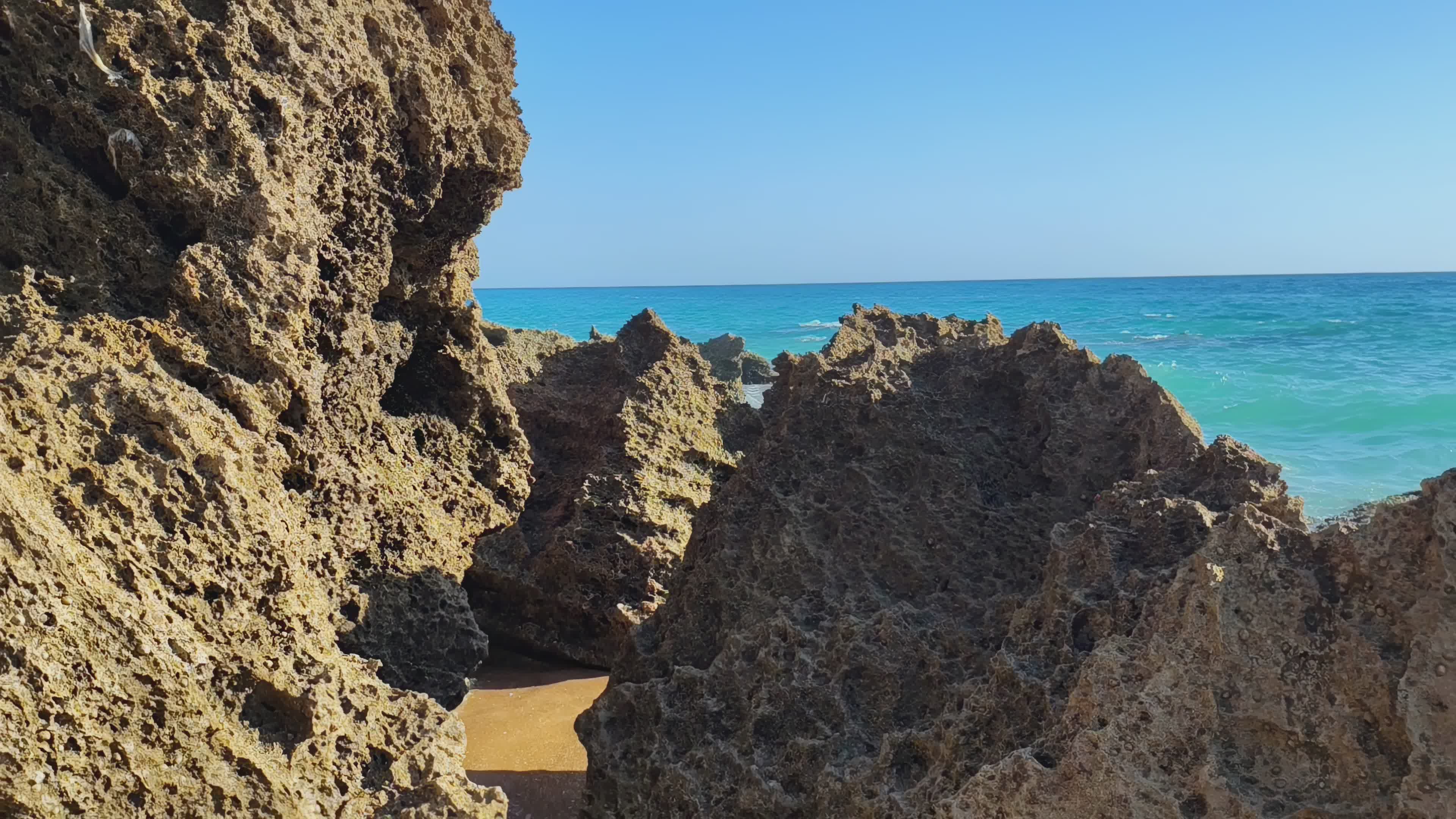 Vista Panorámica Del Océano Con Escarpadas Rocas Costeras · Vídeo de ...