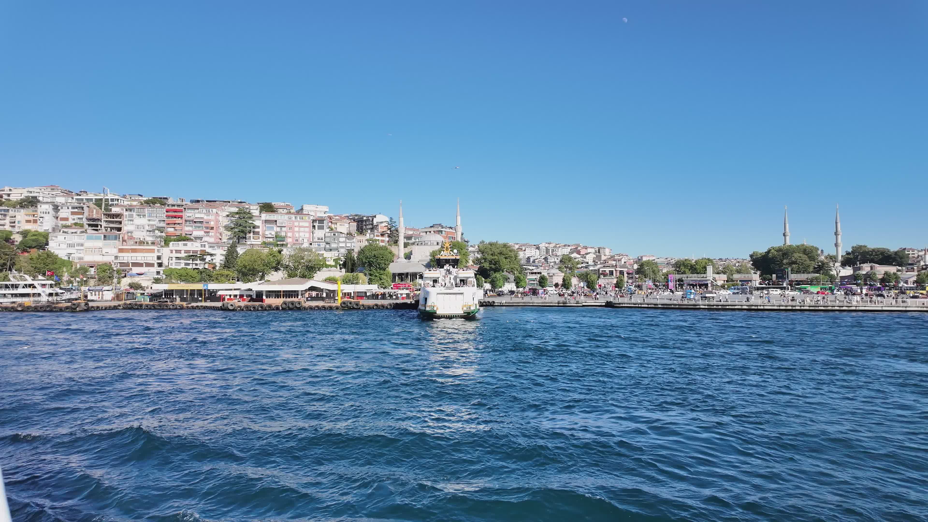 Crucero Por El Bósforo Con Vistas Panorámicas A Estambul · Vídeo de ...