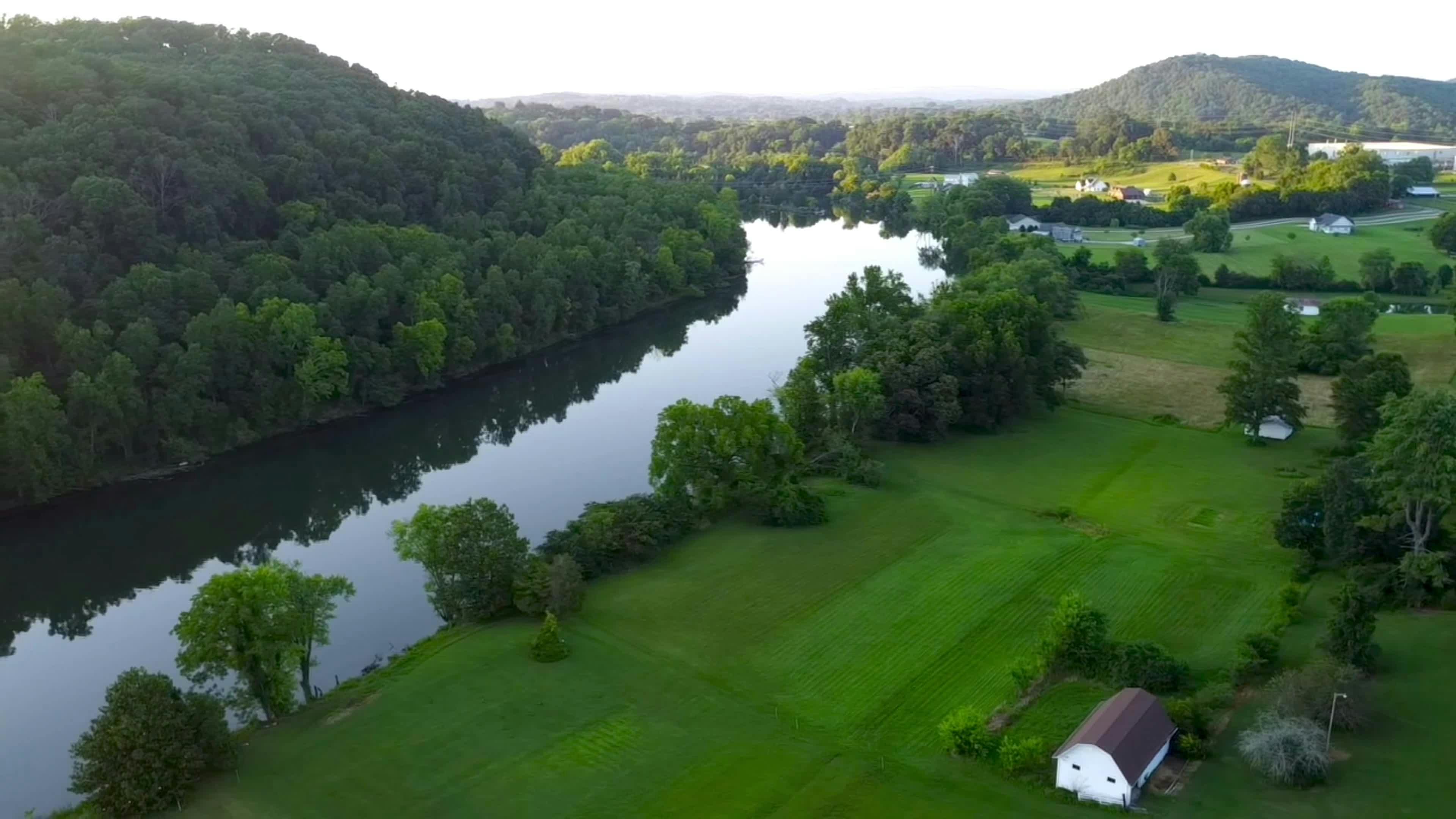 Vista Aérea Del Paisaje Del Río Tennessee · Vídeo de stock gratuito