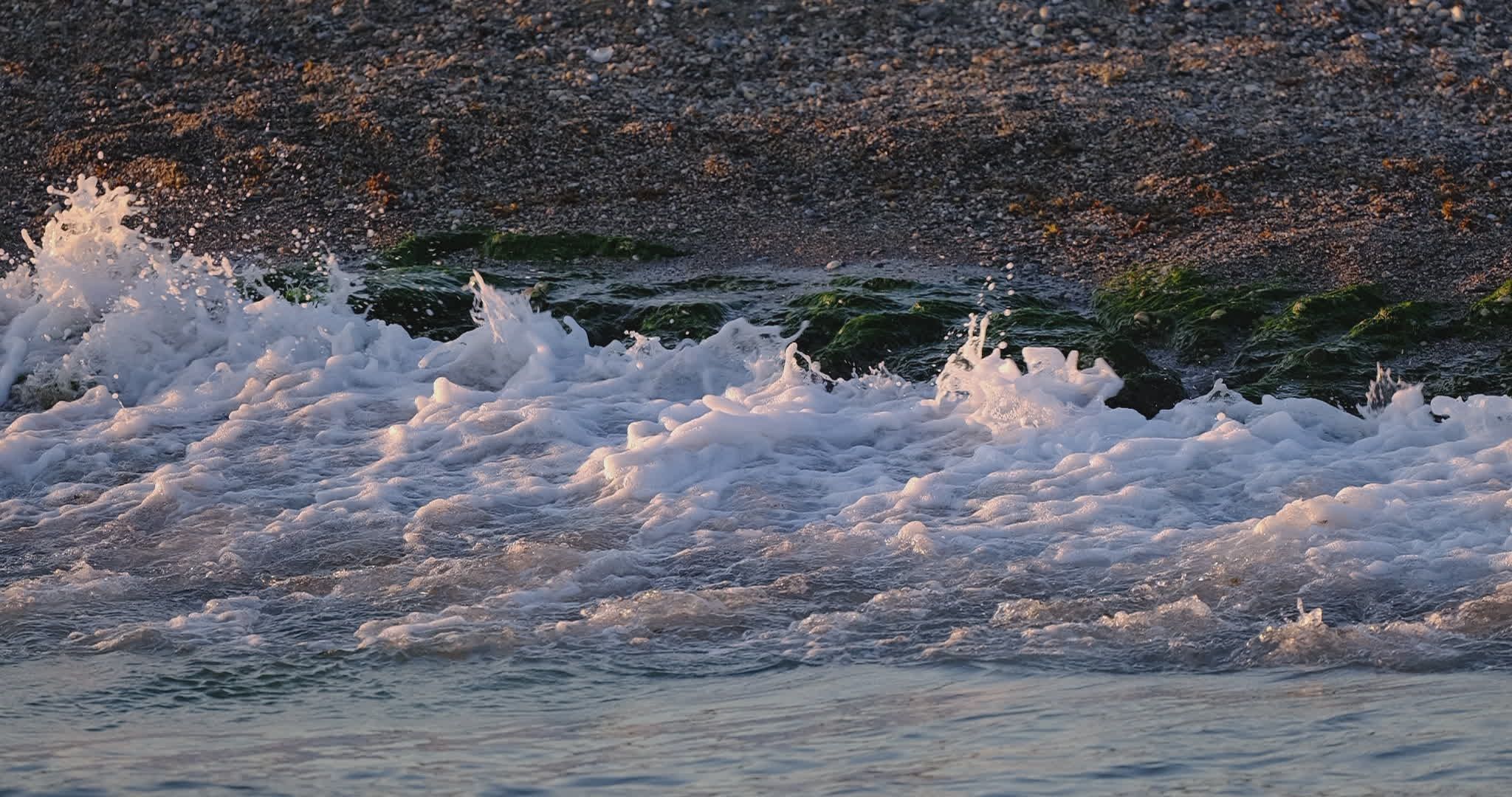 Hermosas Olas Del Mar Al Atardecer · Vídeo de stock gratuito