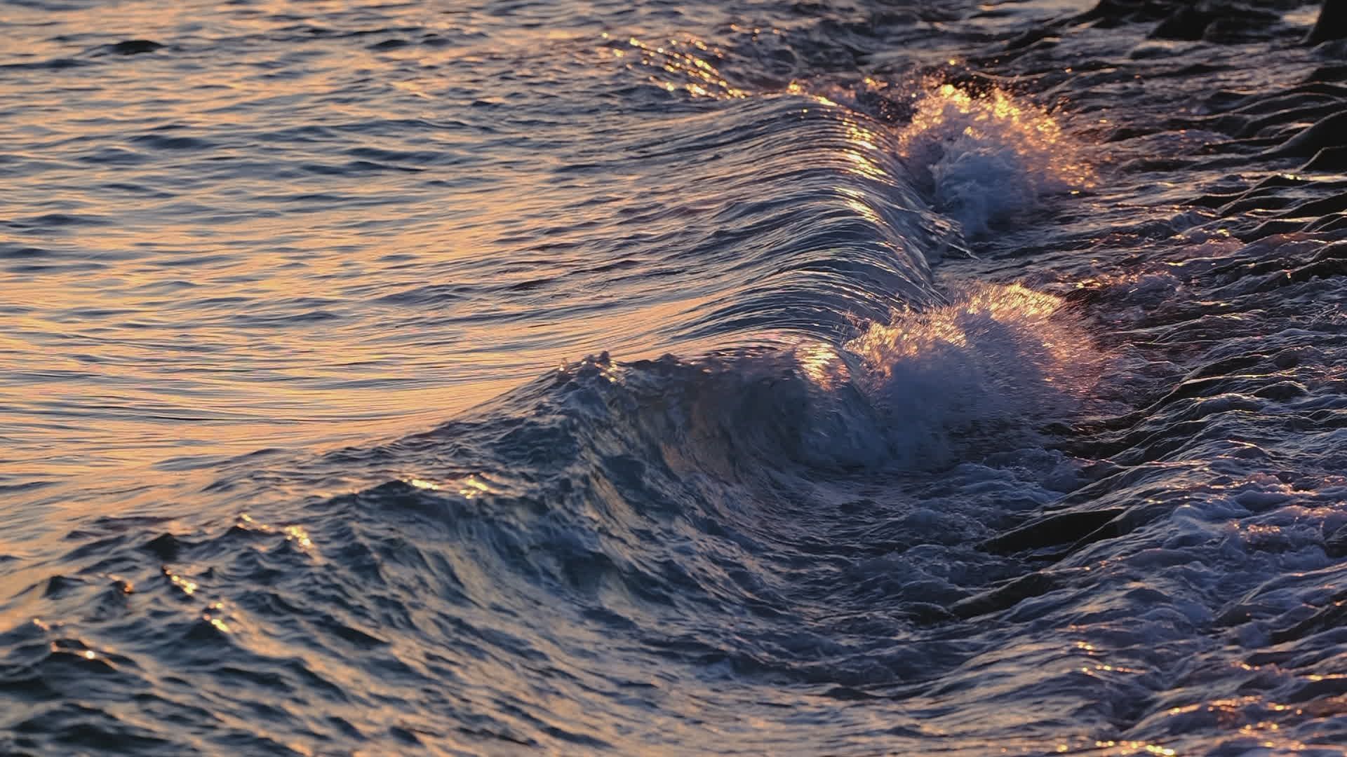 Hermosas Olas Del Mar Al Atardecer · Vídeo de stock gratuito