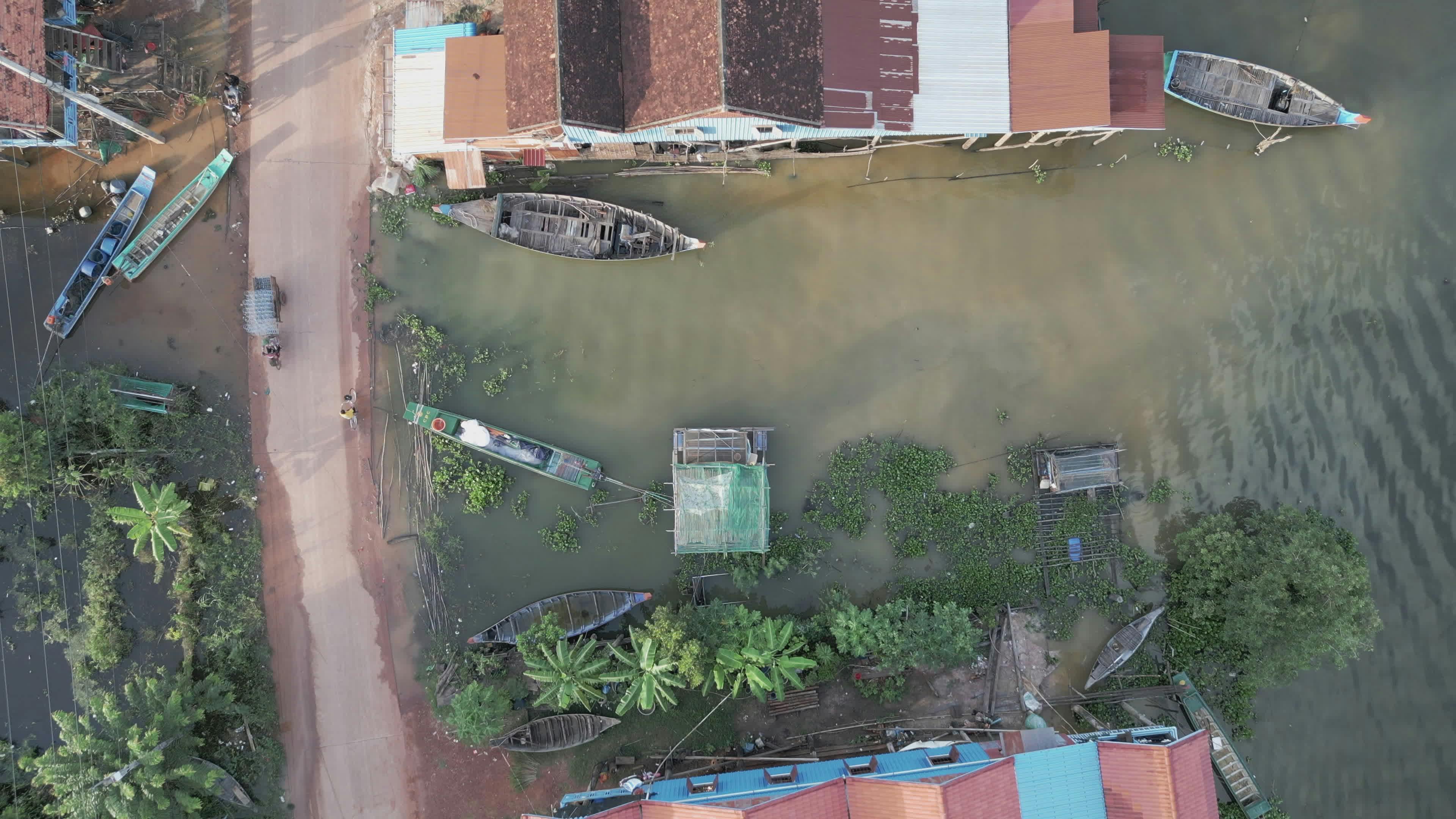 Vista Aérea De Un Pueblo Costero Inundado · Vídeo de stock gratuito