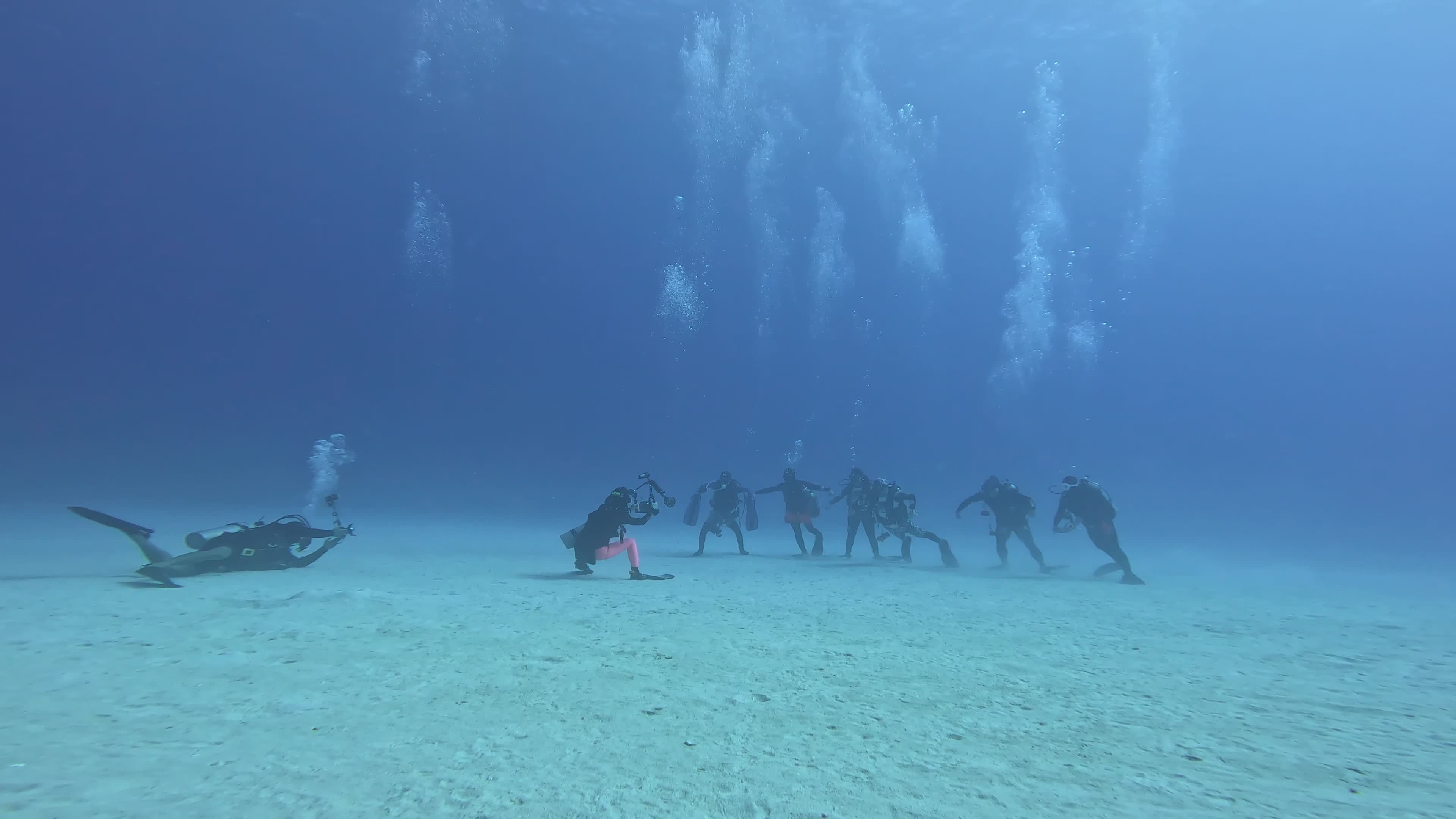 Danza Grupal Subacuática A Cargo De Buceadores · Vídeo de stock gratuito