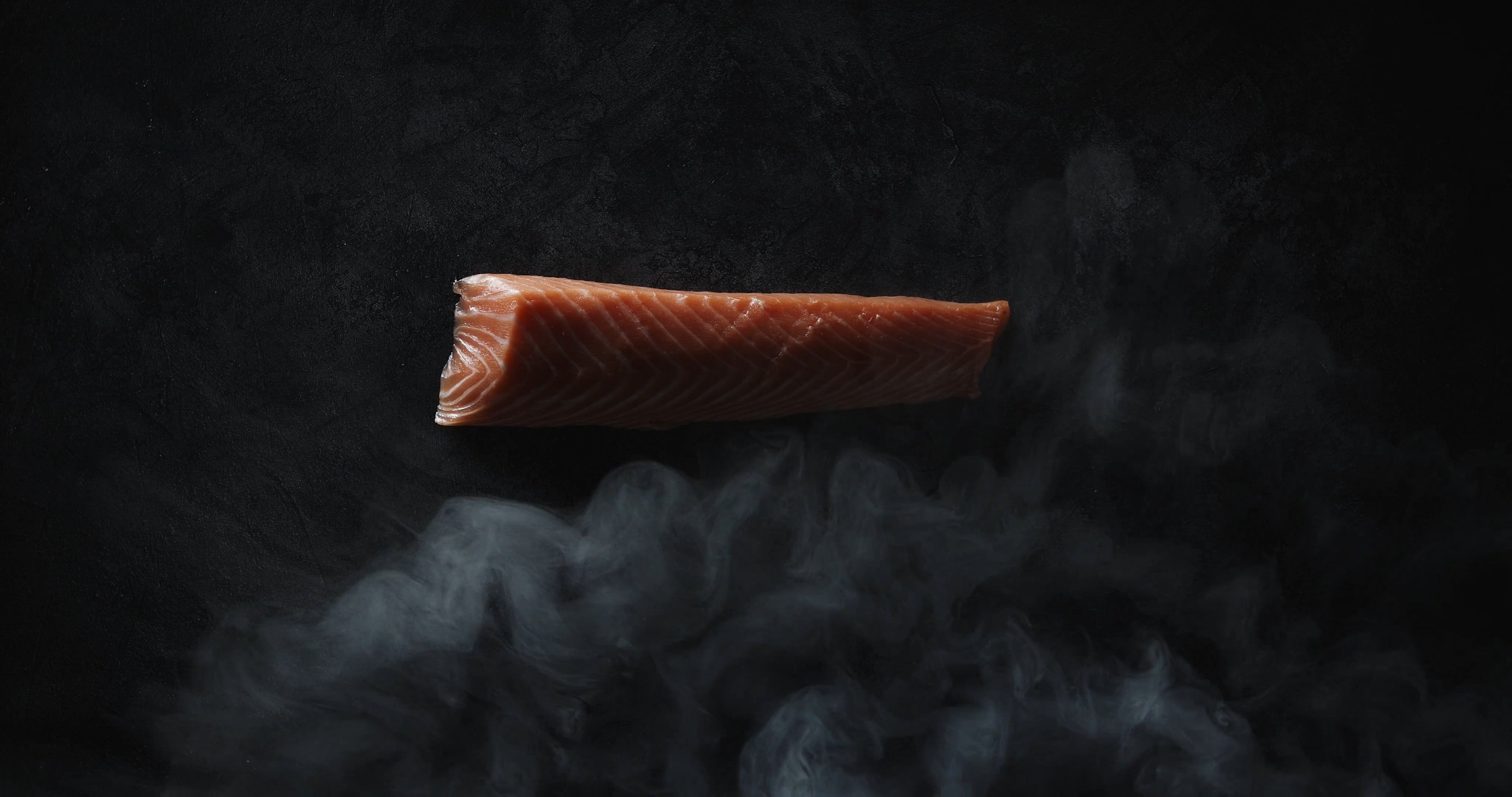 Ahumar Una Losa De Carne De Salmón Fresco · Vídeo de stock gratuito