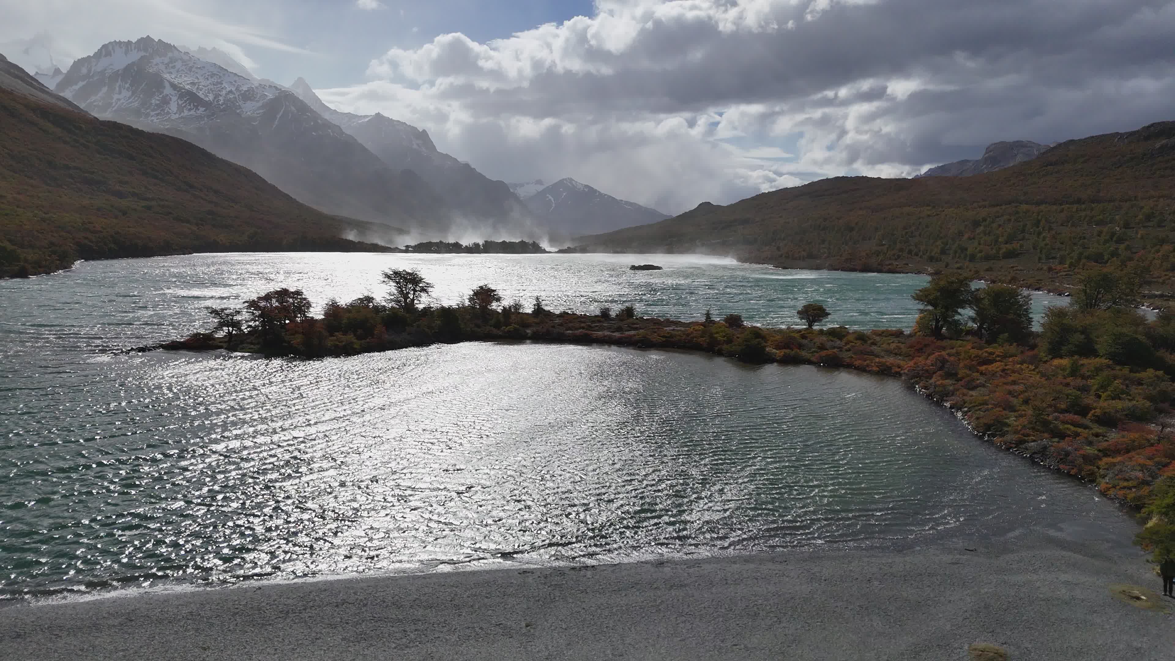 Paisaje Dramático Del Lago Azotado Por El Viento De La Patagonia ...