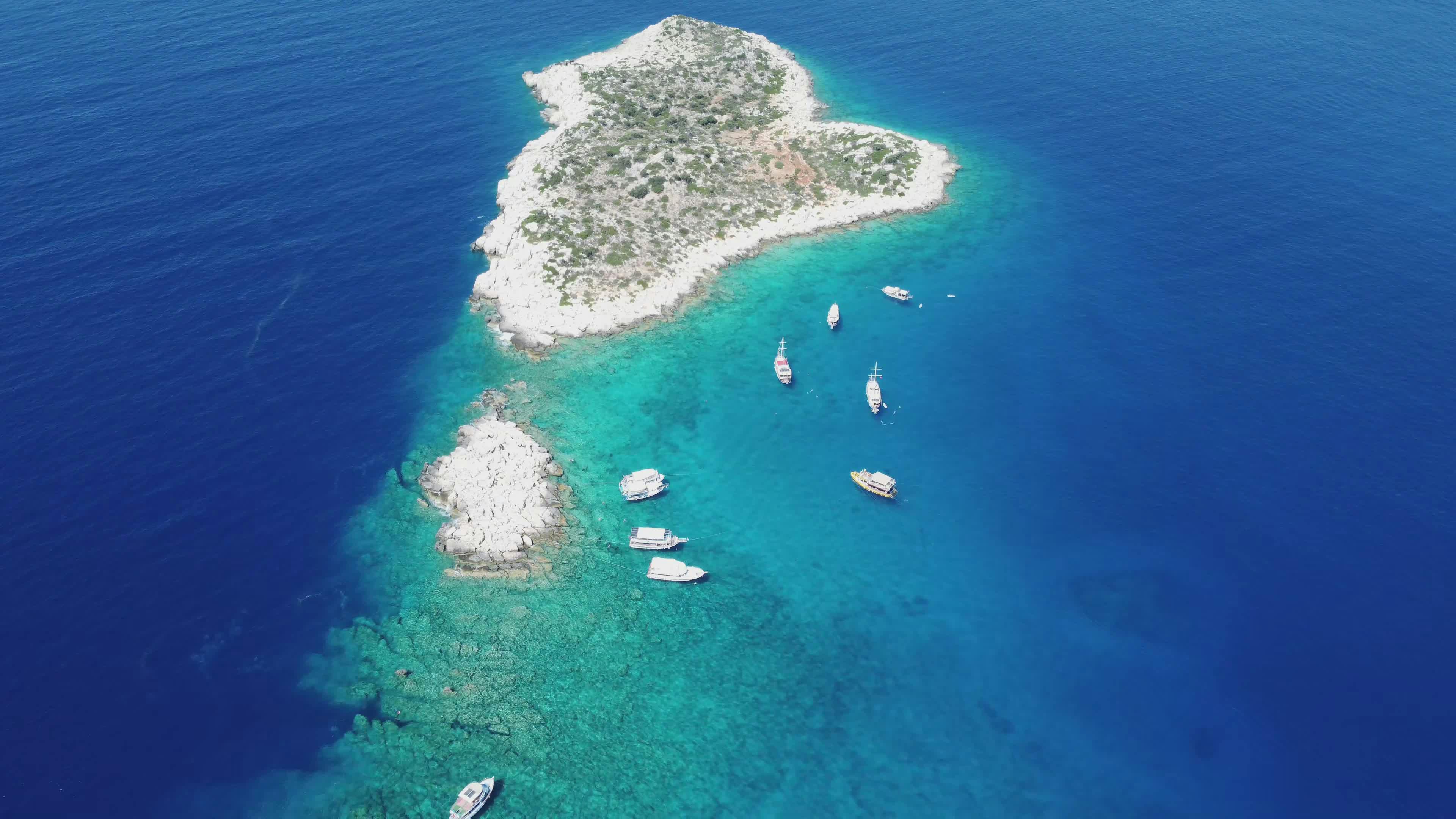 Vista Aérea Del Prístino Paraíso De La Isla Azul · Vídeo de stock gratuito