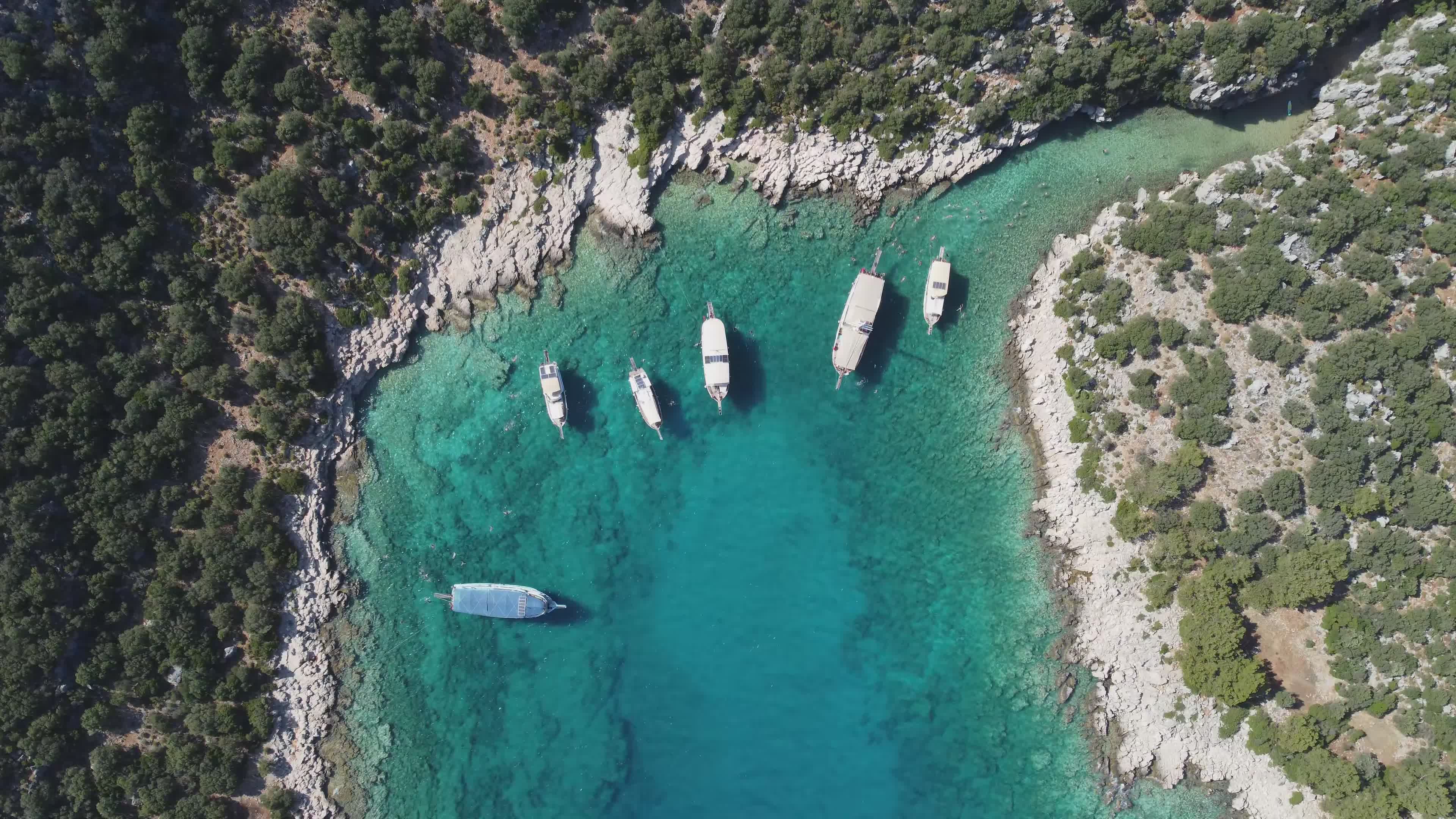 Vista Aérea De Barcos En La Bahía Azul Cristalina Del Mediterráneo ...