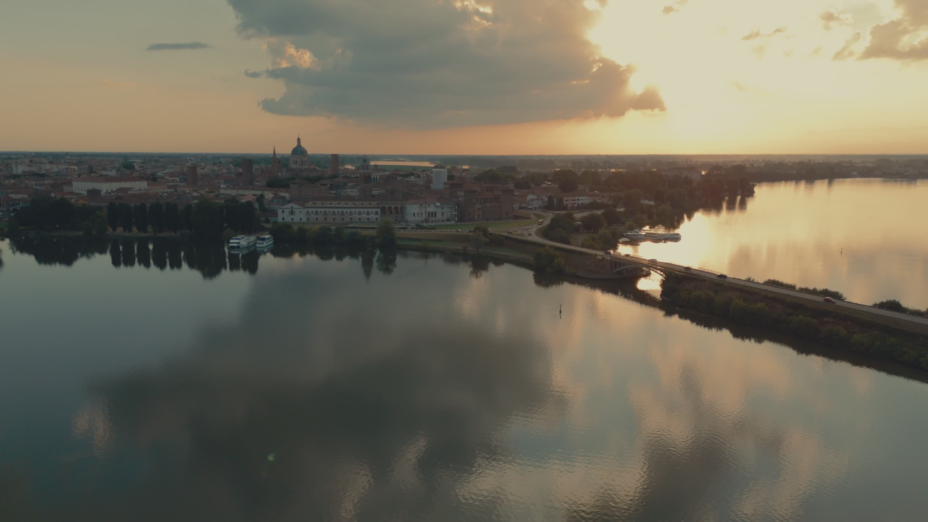 Vista Aérea Del Horizonte De Mantua Al Atardecer · Vídeo de stock gratuito