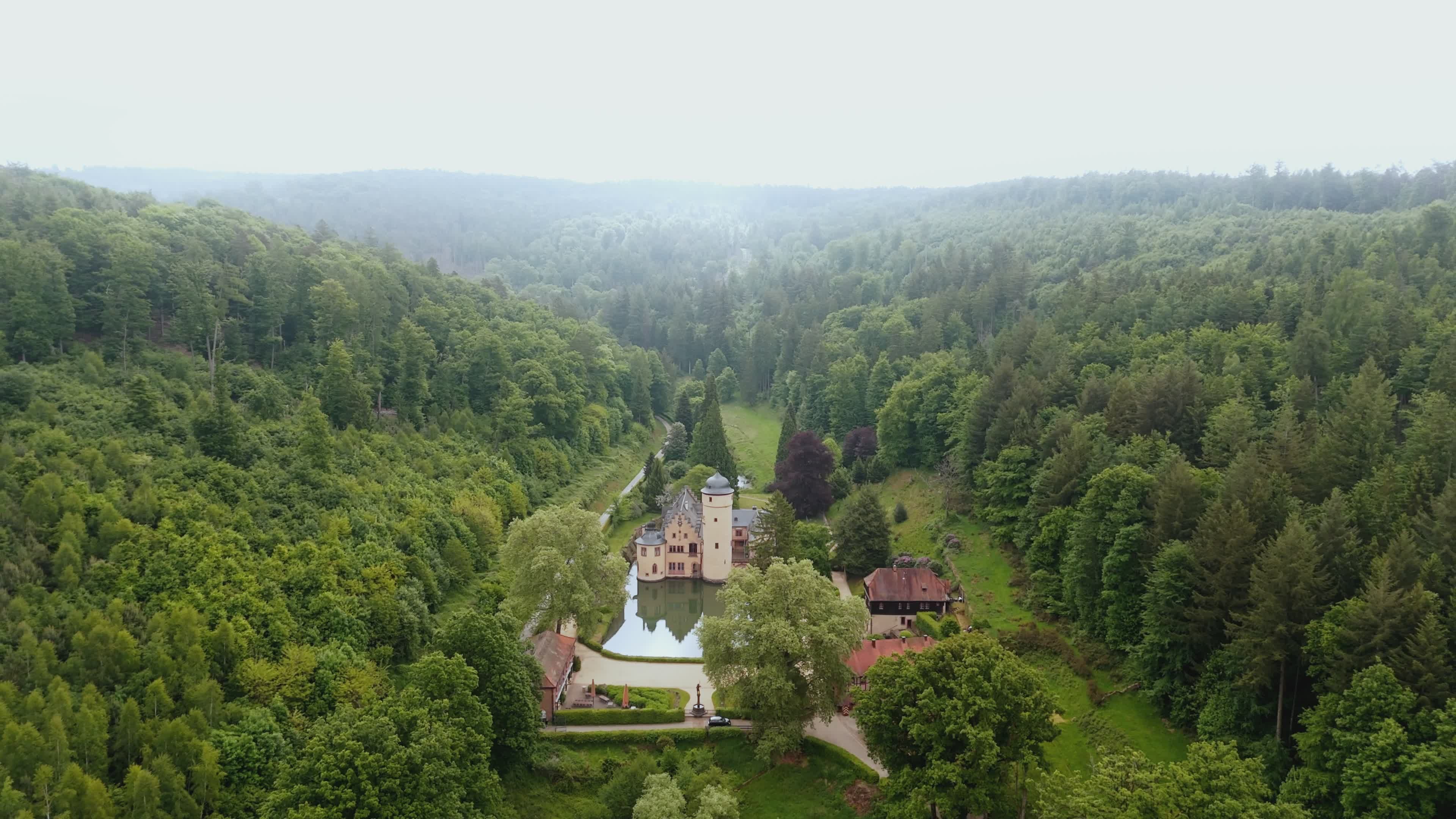 Castillo En La Naturaleza 4k Drohnenflug 60fps Uhd · Vídeo de stock ...