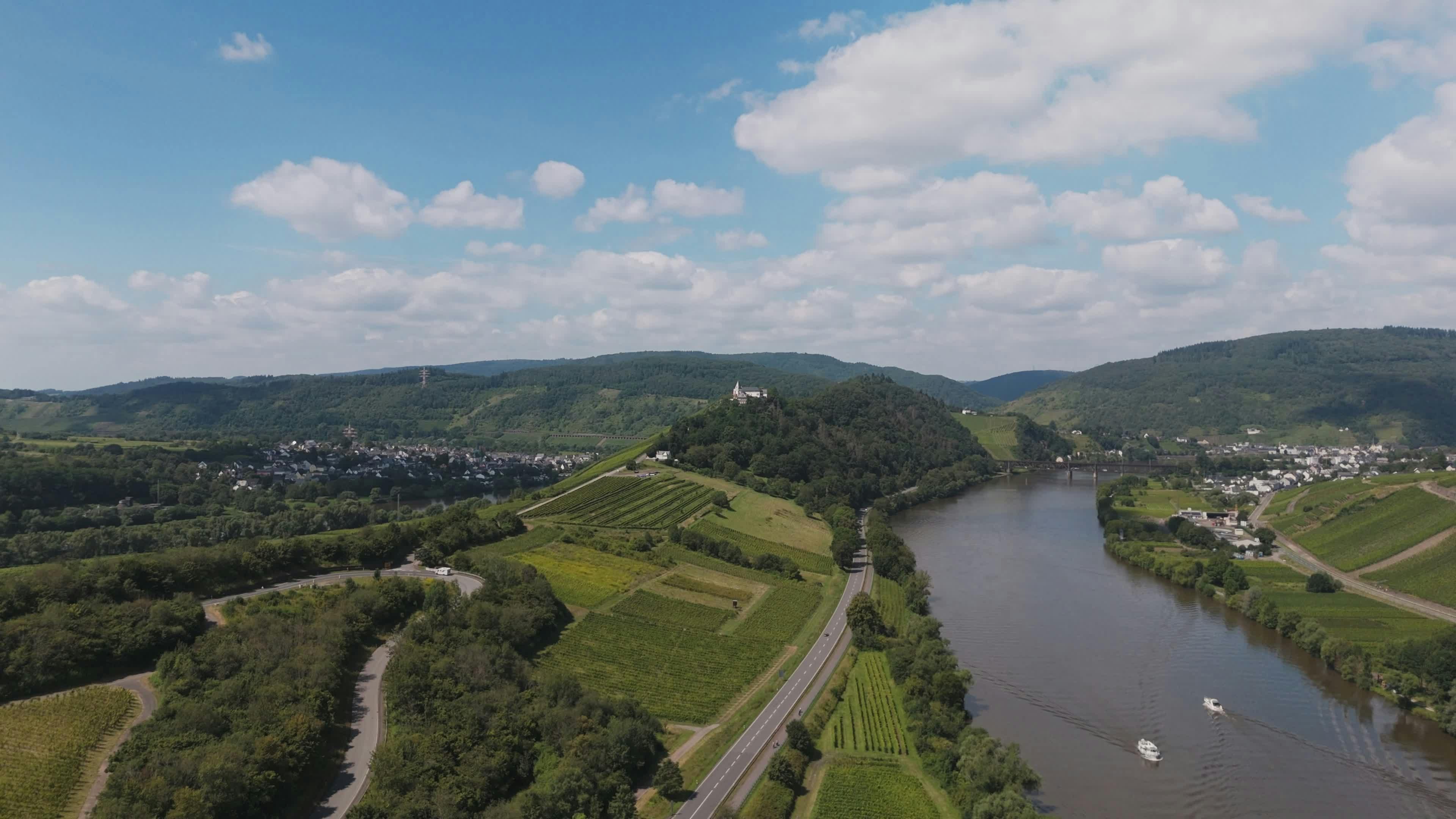 Pemandangan Udara Kebun Anggur Dan Lembah Sungai Yang Indah · Video ...
