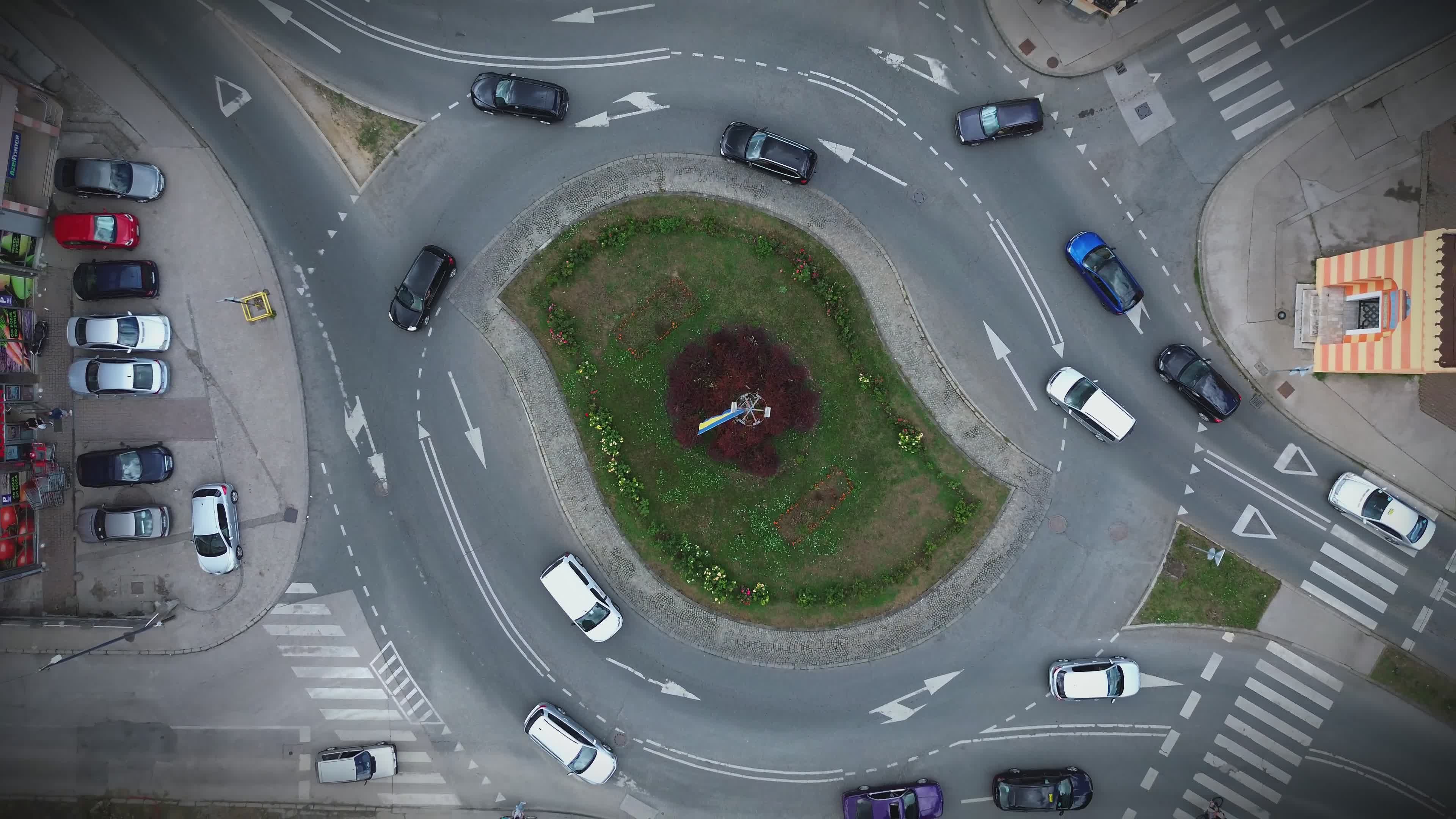 Vista Aérea Da Movimentada Rotatória Da Cidade Em Tuzla · Vídeo ...