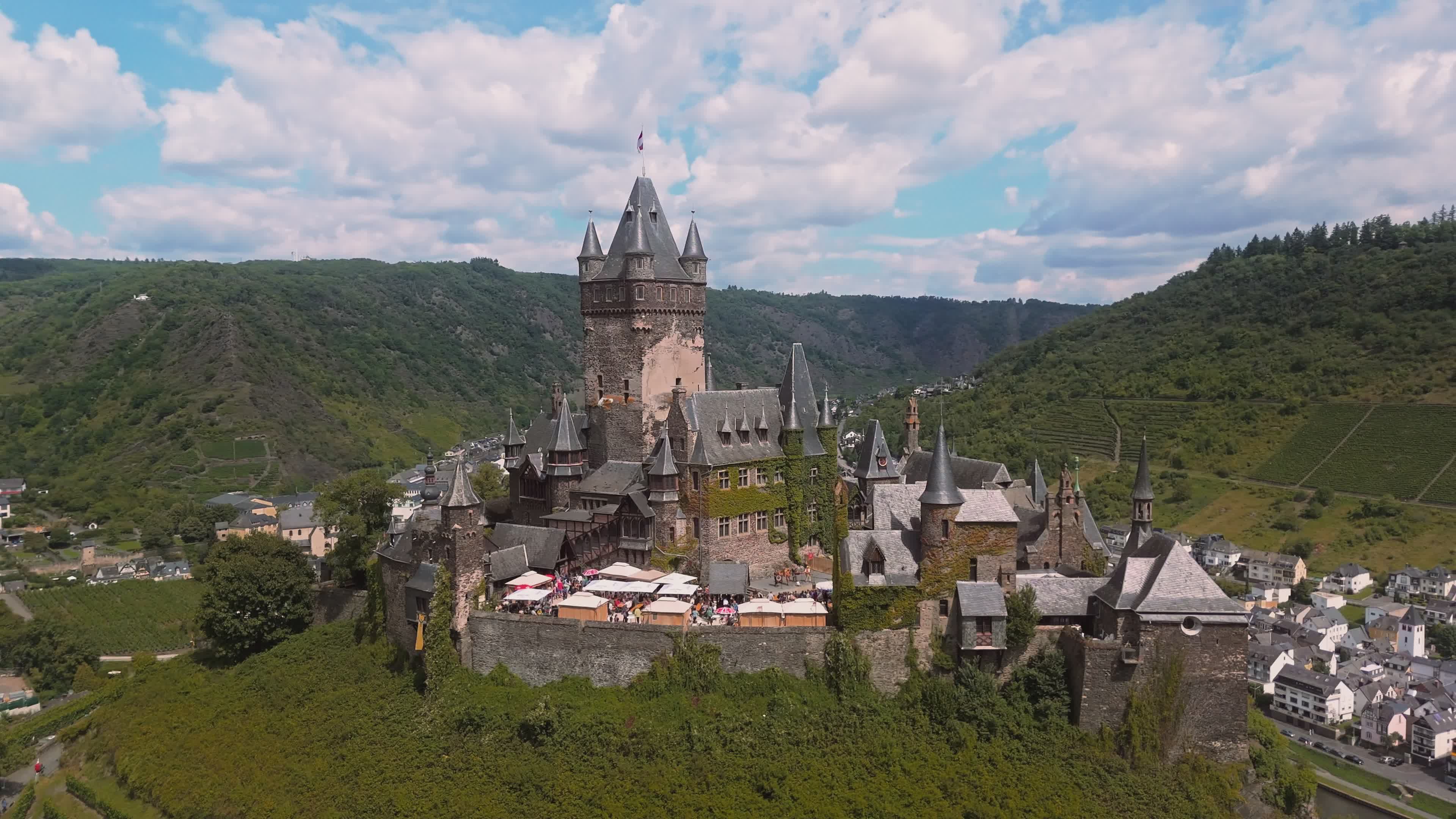 Impresionante Vista Aérea Del Castillo De Cochem En Alemania · Vídeo de ...