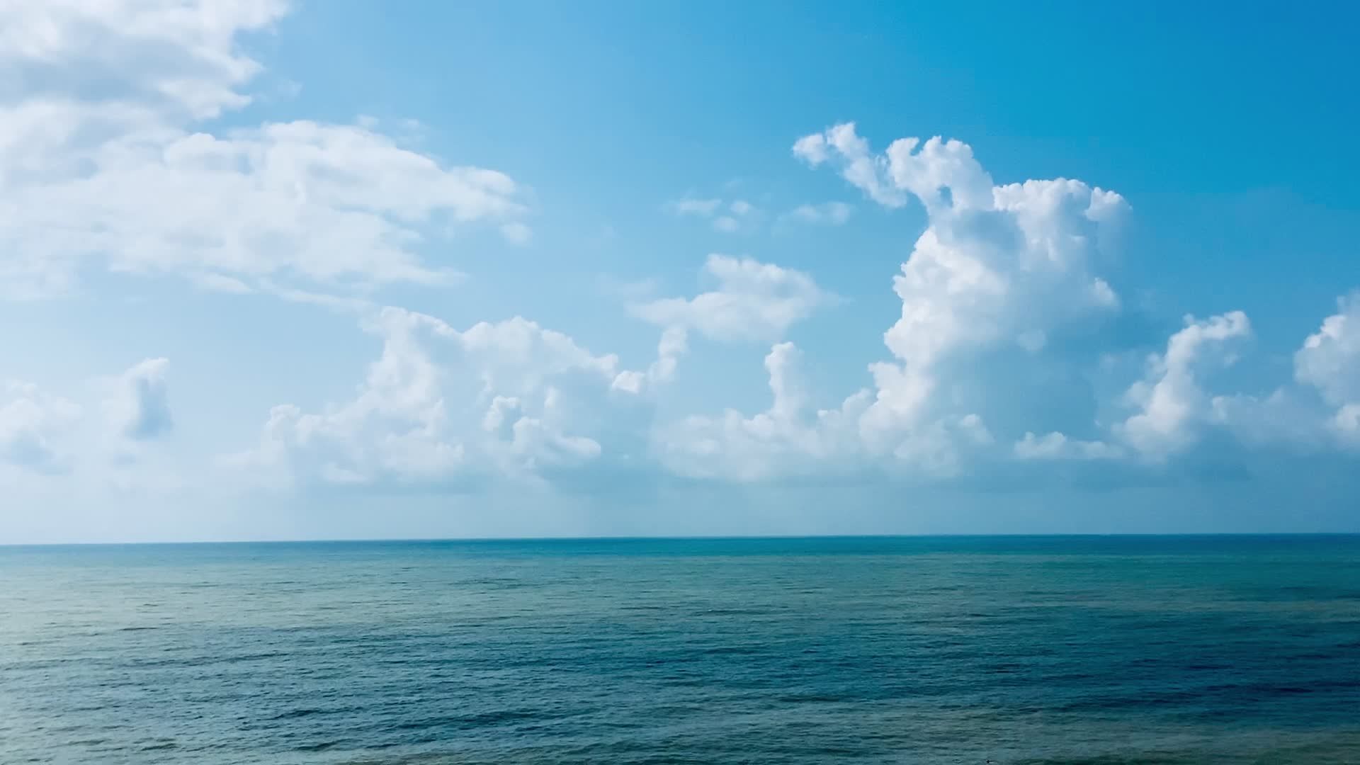 Tranquilo Horizonte Oceánico Con Nubes De Cielo Azul · Vídeo de stock ...