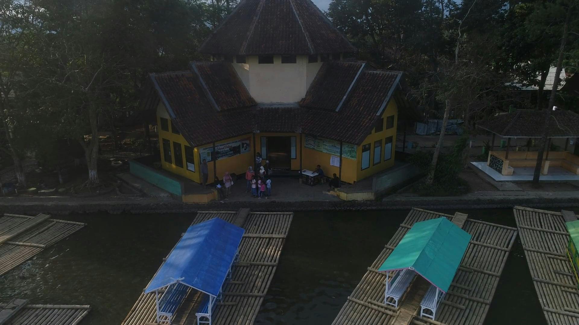 Floating Bamboo Platform For Lake Travel As Tourist Attraction Of A ...