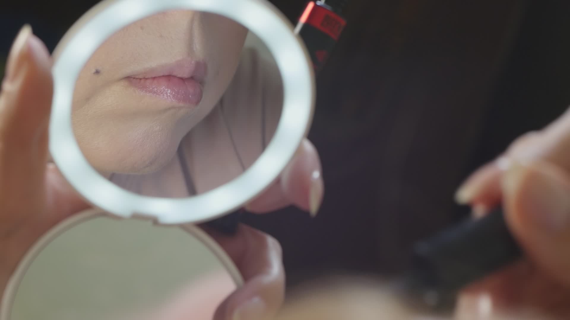 Mujer Aplicándose Lápiz Labial En Un Espejo De Mano · Vídeo de stock ...