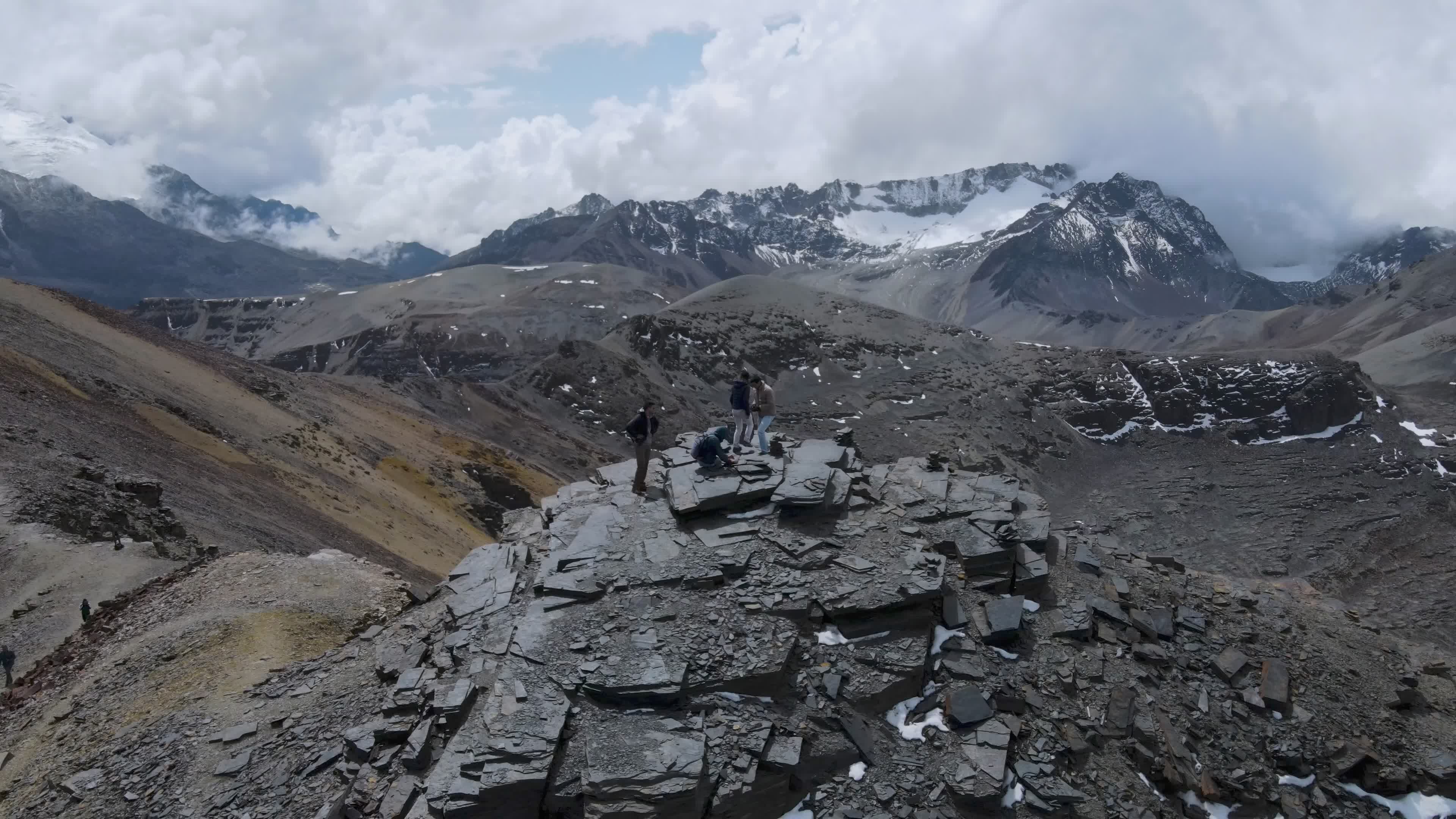 Vista Aérea De Los Majestuosos Picos Andinos De Bolivia · Vídeo de ...