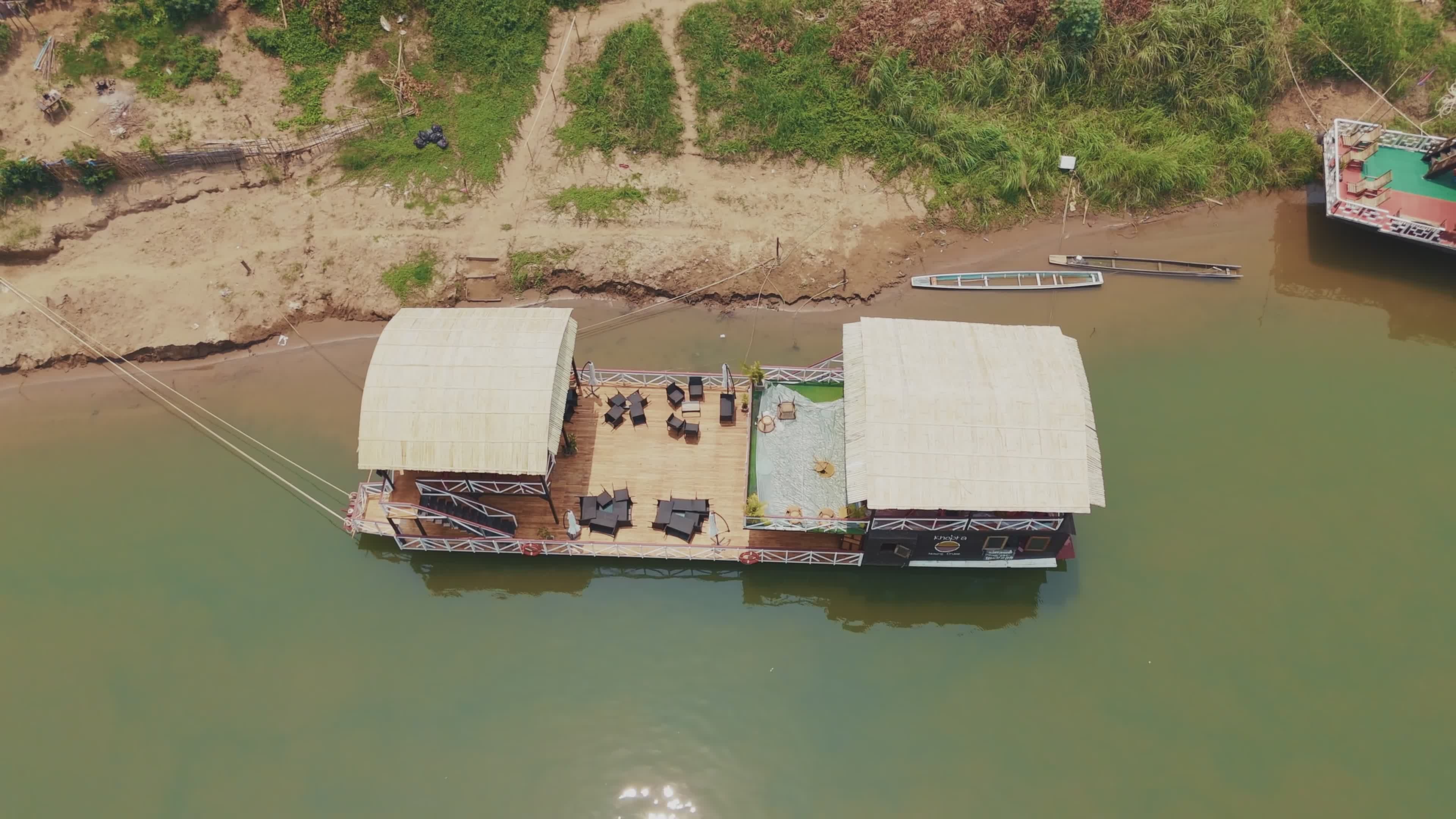 Vistas De Dron De Una Casa Flotante En El Mekong · Vídeo de stock gratuito