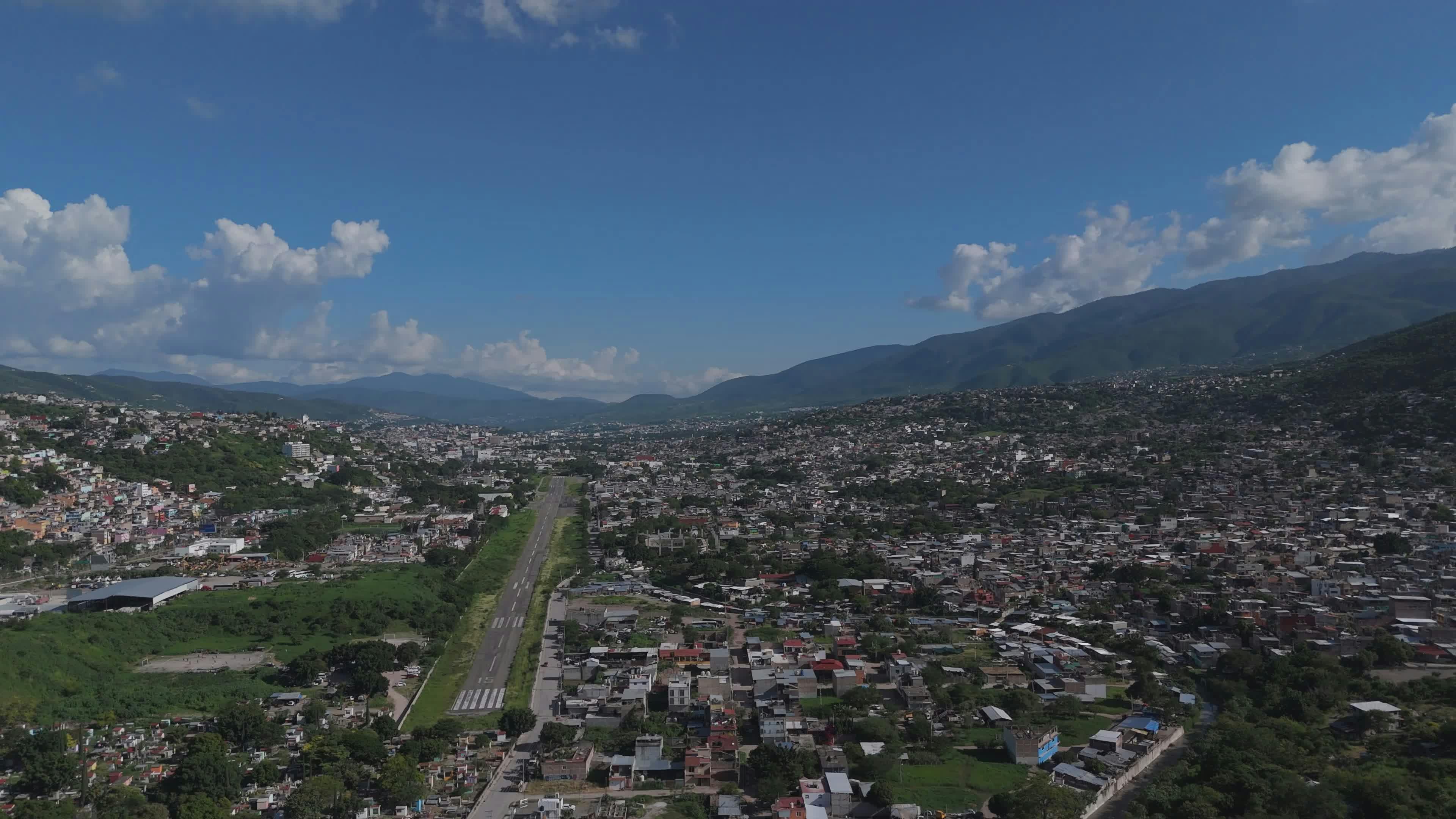 Vista Aérea Del Paisaje Urbano De Chilpancingo · Vídeo de stock gratuito