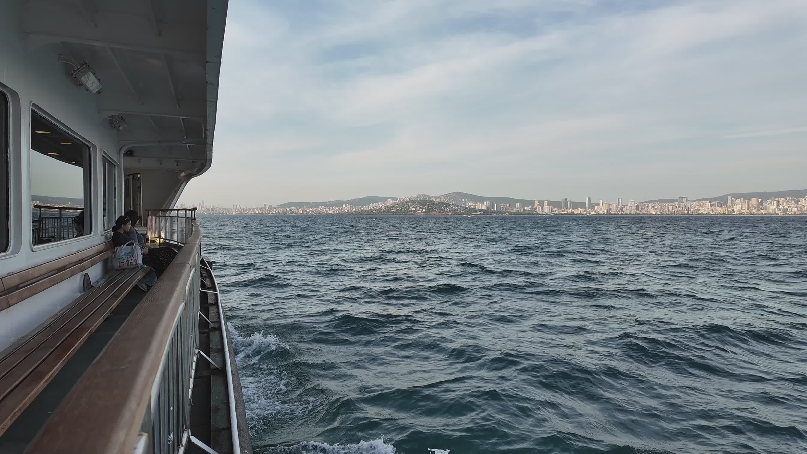 Paseo Panorámico En Ferry Por Mar Abierto · Vídeo de stock gratuito