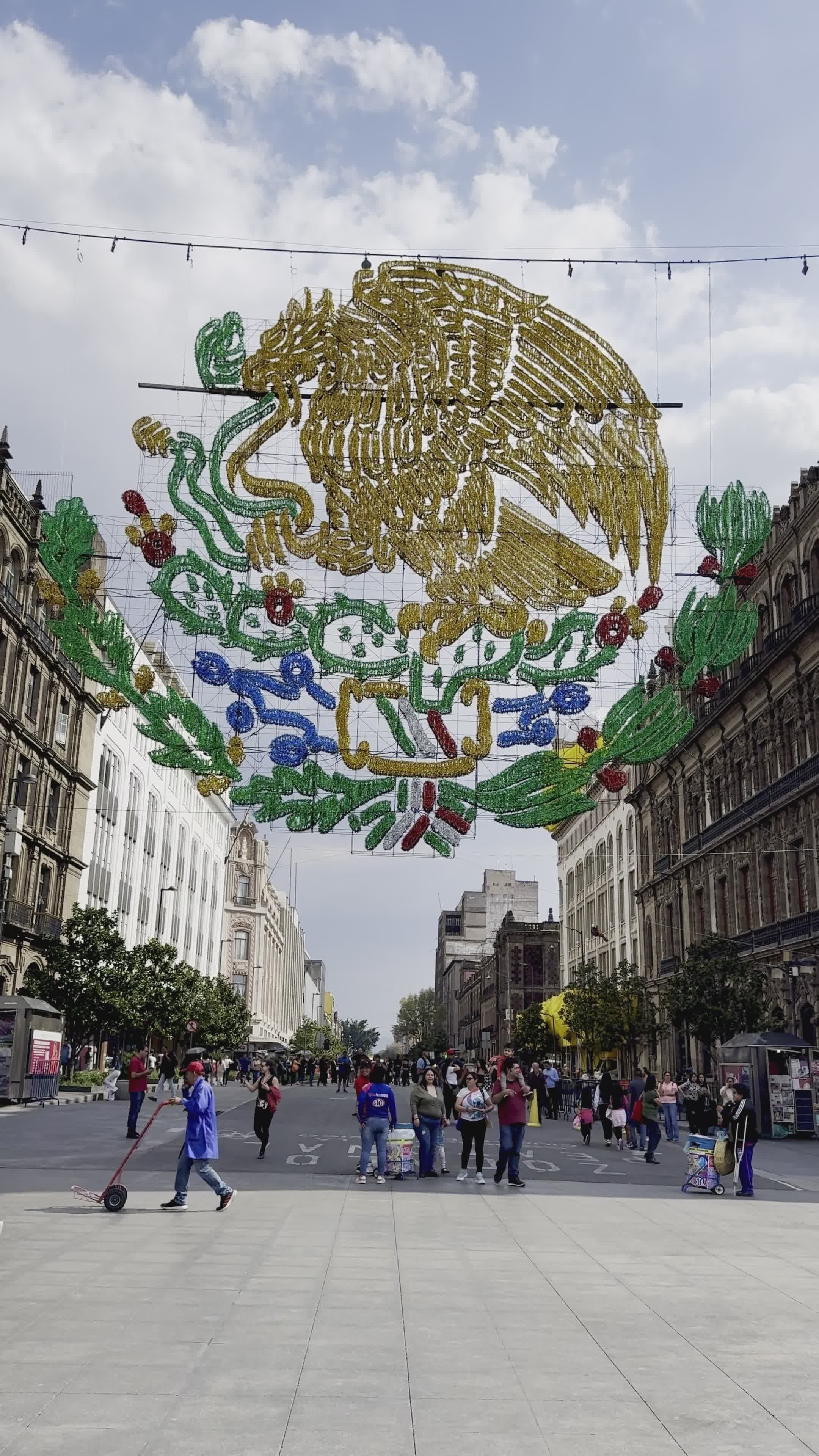 Escudo Nacional En El Zócalo De La Ciudad De México · Vídeo de stock ...