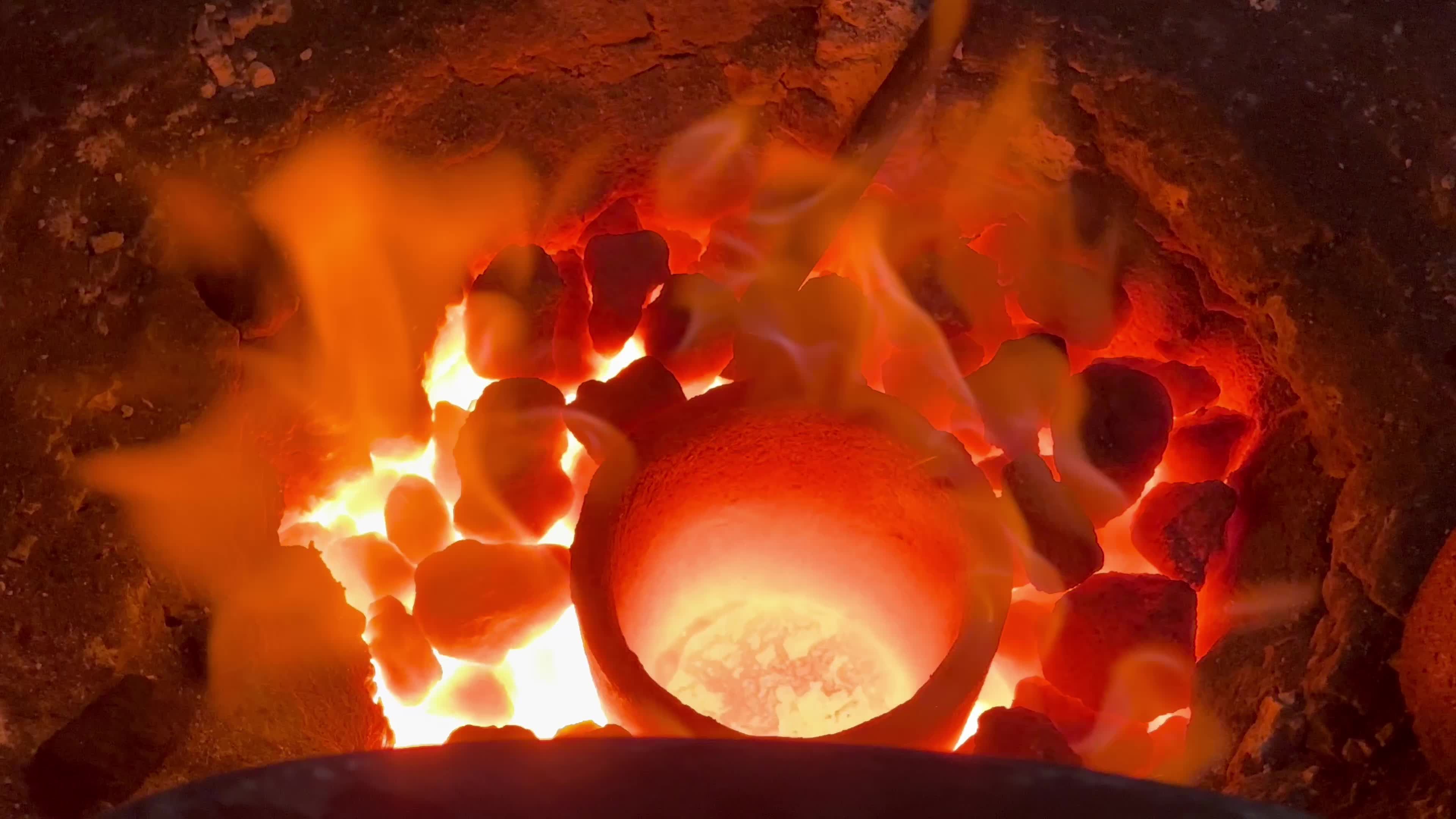 Metal Fundido Brillando En Un Horno De Fundición · Vídeo de stock gratuito