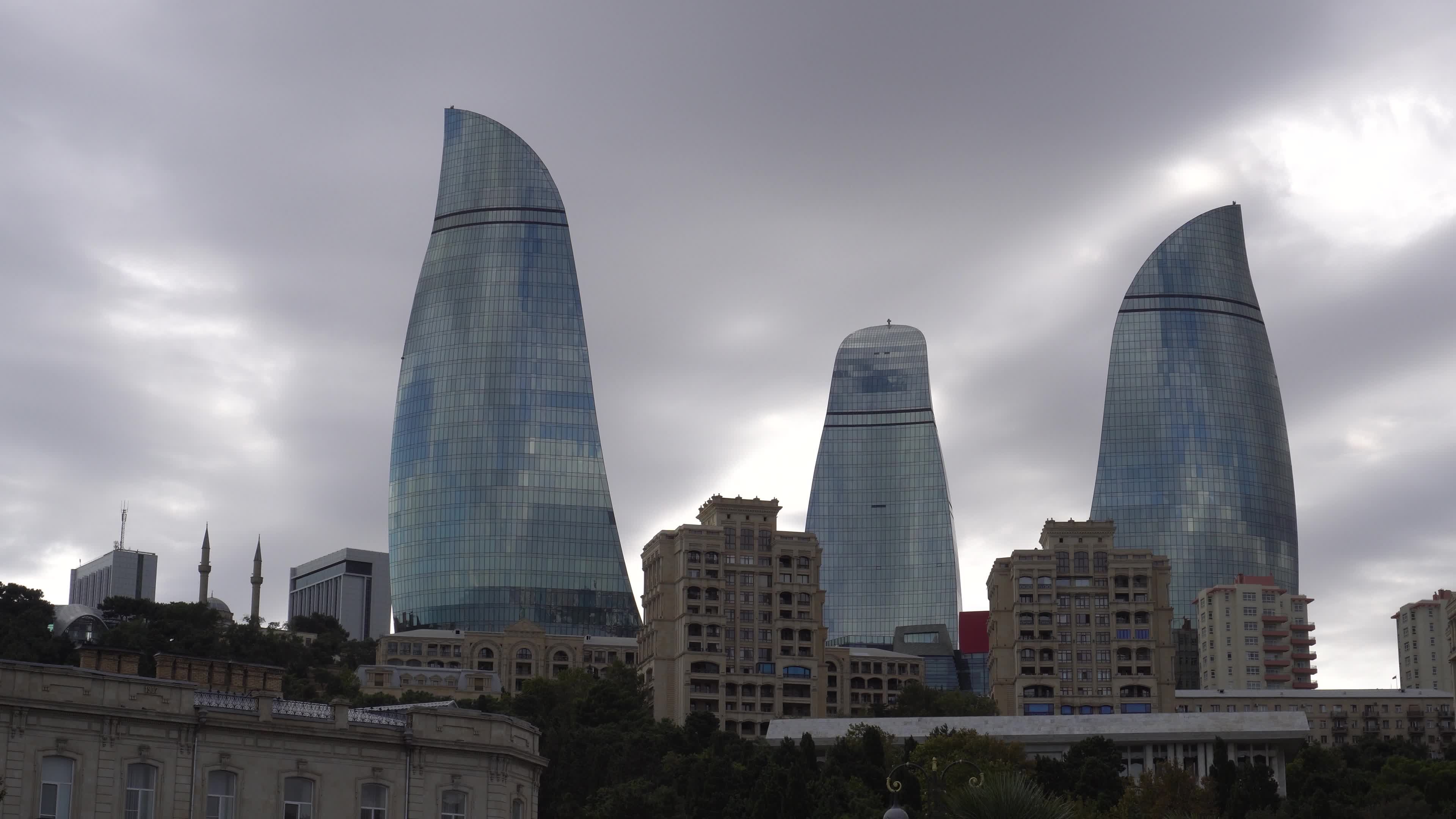 Pemandangan Cakrawala Menara API Yang Ikonik Di Baku · Video Stok Gratis