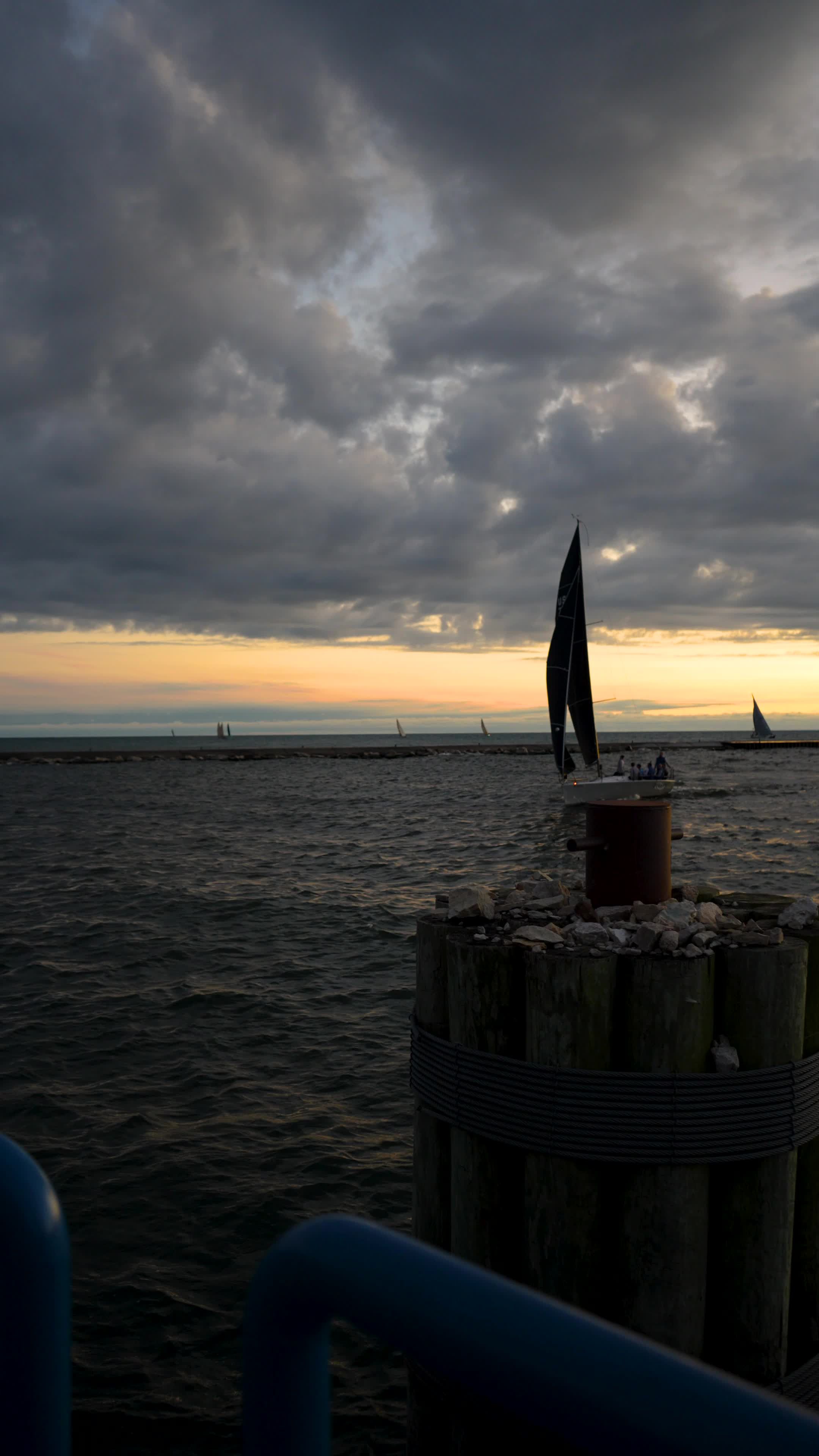 Thuyền Buồm Lúc Hoàng Hôn Ra Khỏi Kênh Holland Michigan Trên Hồ ...