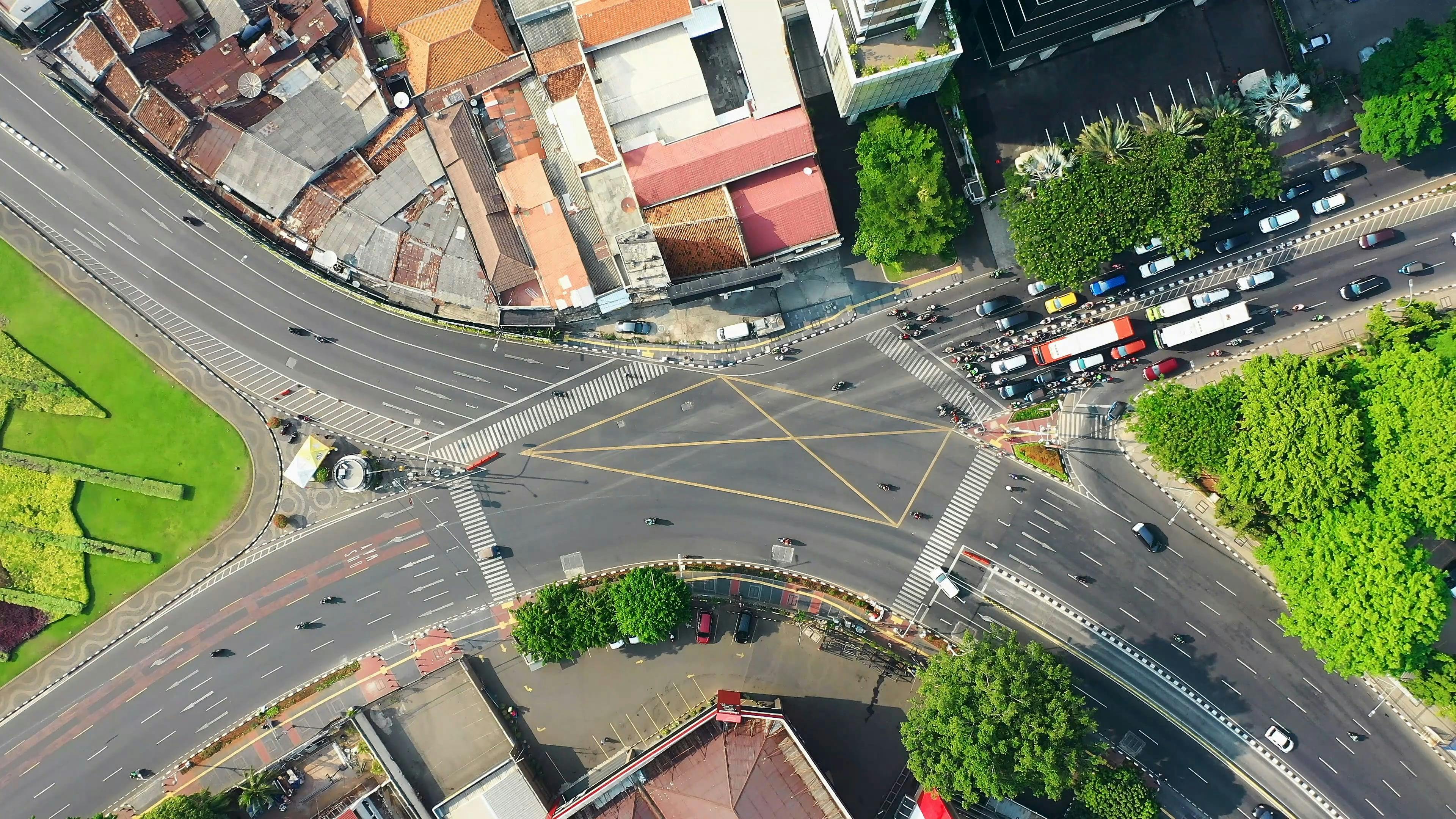D'en Haut Des Images De La Circulation Automobile Sur Une Intersection ...