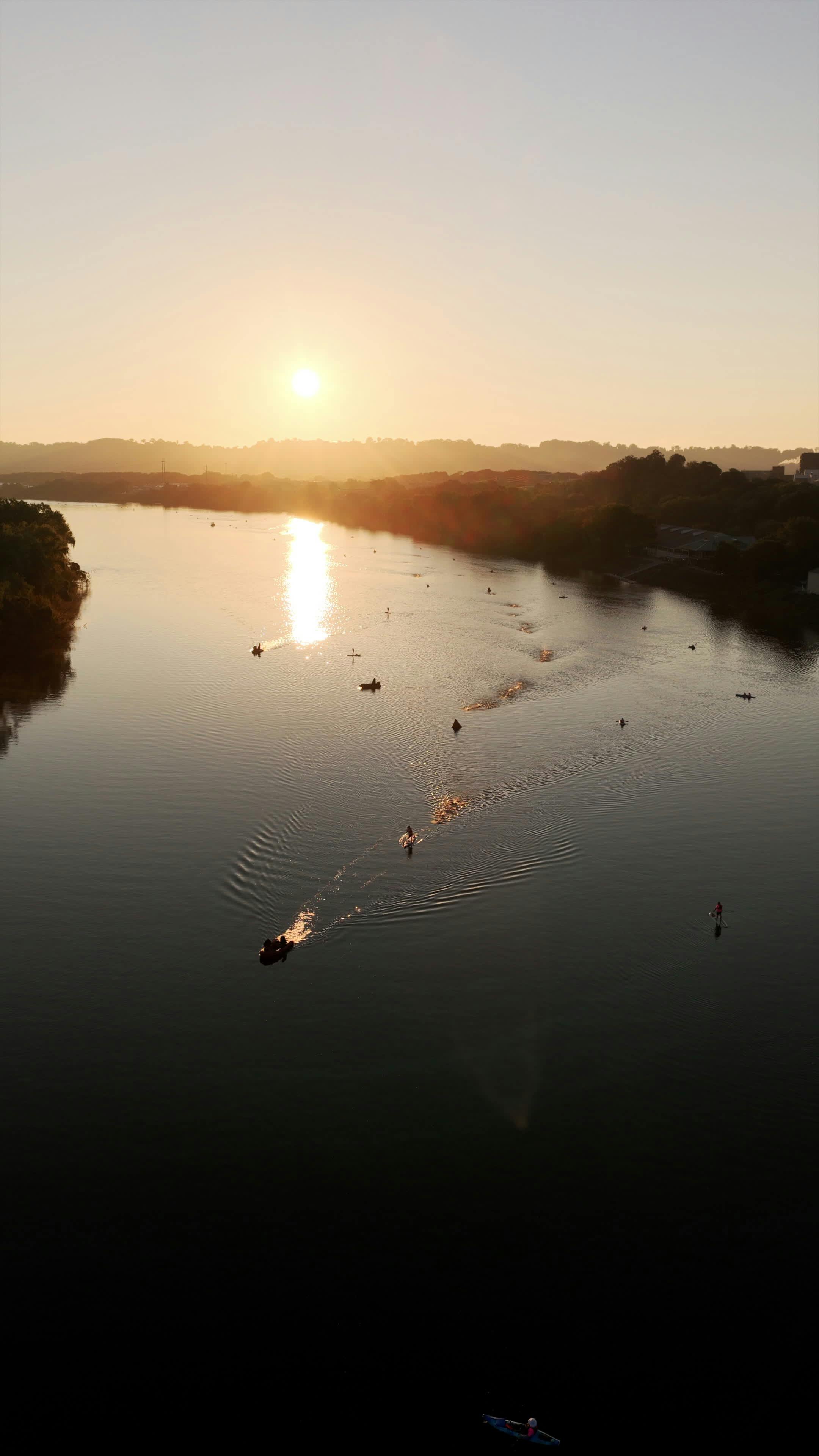 Vista Aérea Del Amanecer Sobre El Río Tennessee · Vídeo de stock gratuito