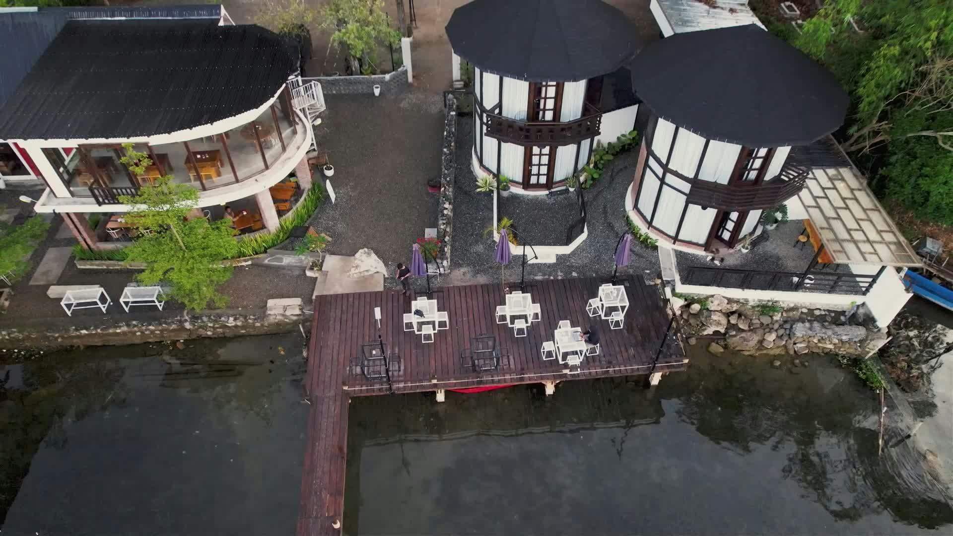 Tranquila Vista Aérea De Un Café Junto Al Lago En Indonesia · Vídeo de ...