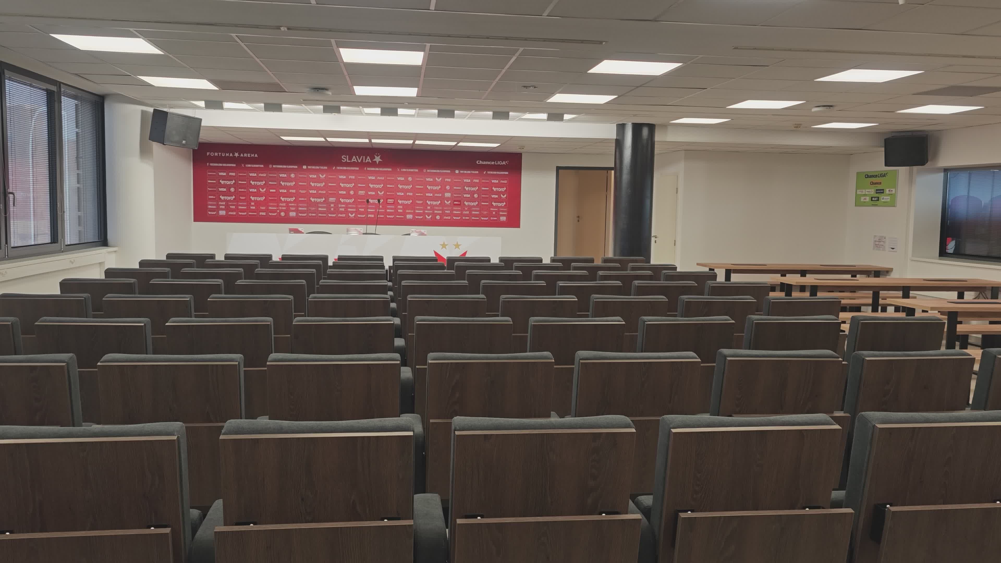 Salle De Conférence Vide Avec Fond De Presse Rouge · Vidéo gratuite