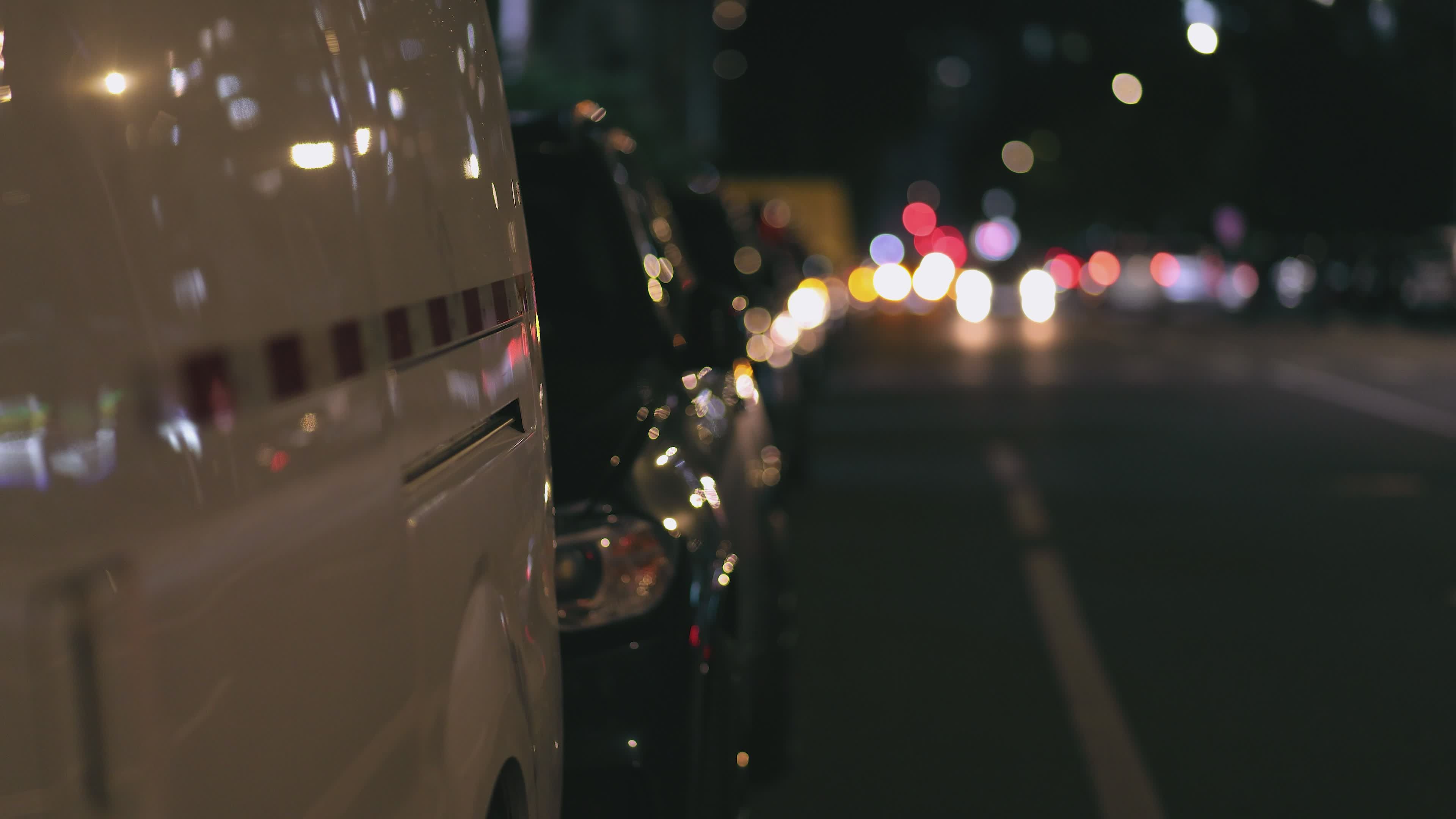 Tráfico Urbano Nocturno Con Luces Bokeh · Vídeo de stock gratuito