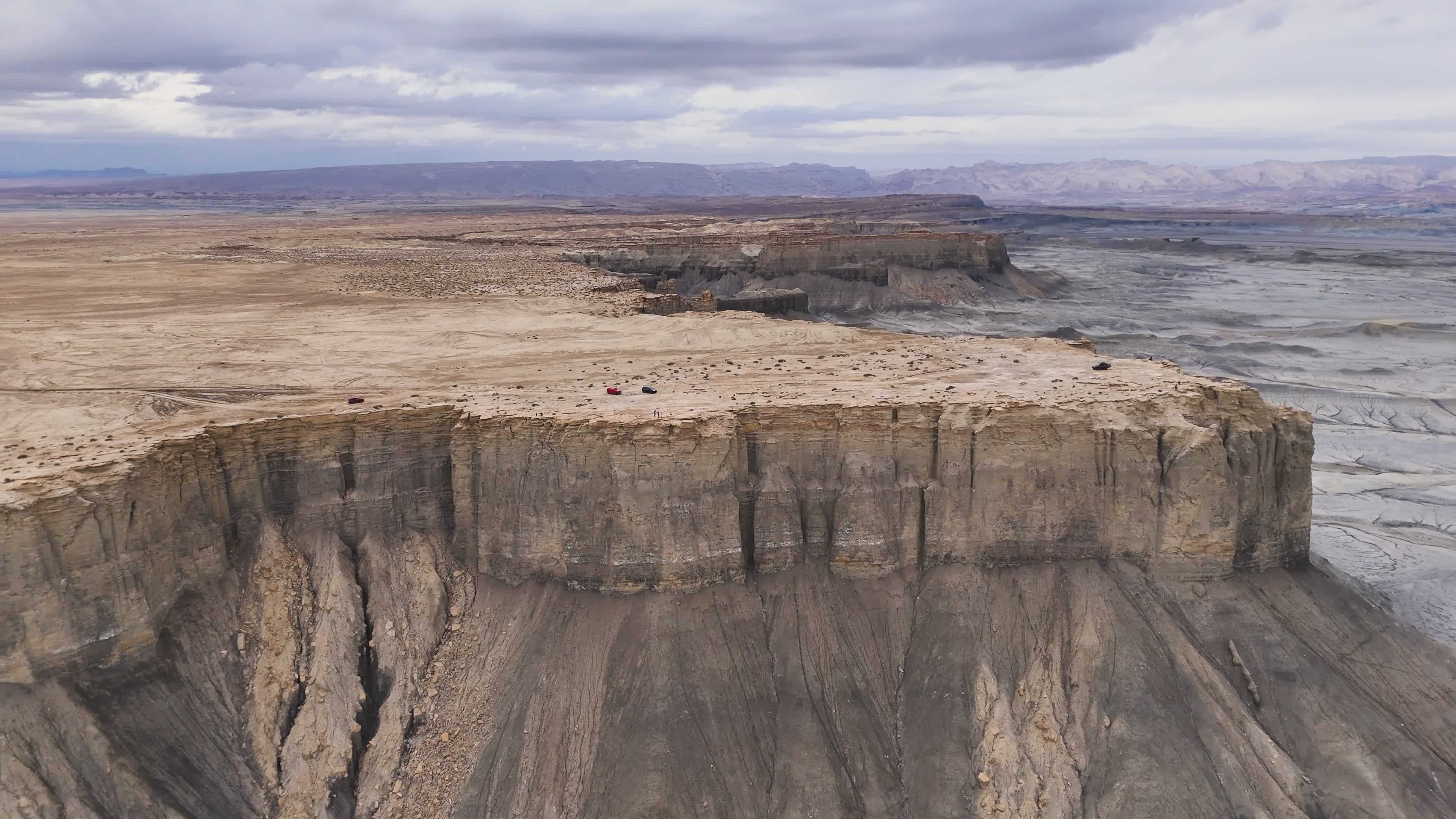 Vue Aérienne Du Paysage Spectaculaire Des Falaises Du Désert · Vidéo ...