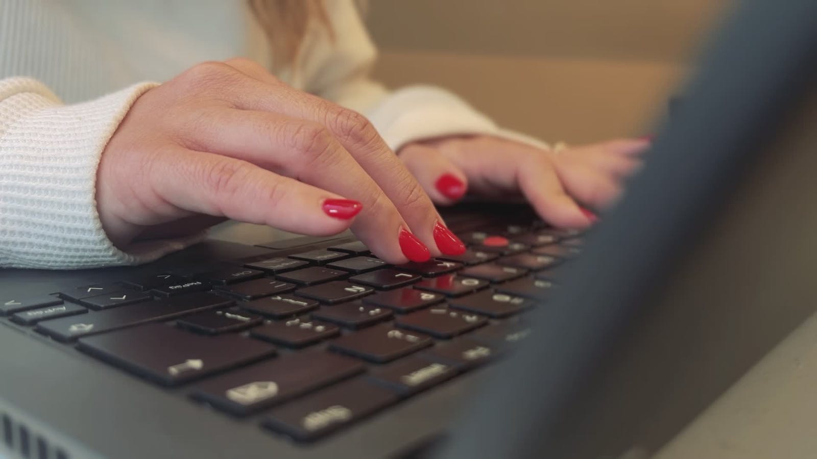 135 077+ Vidéos De Woman pooping Libre de Droit, Clips Vidéo de Woman ...