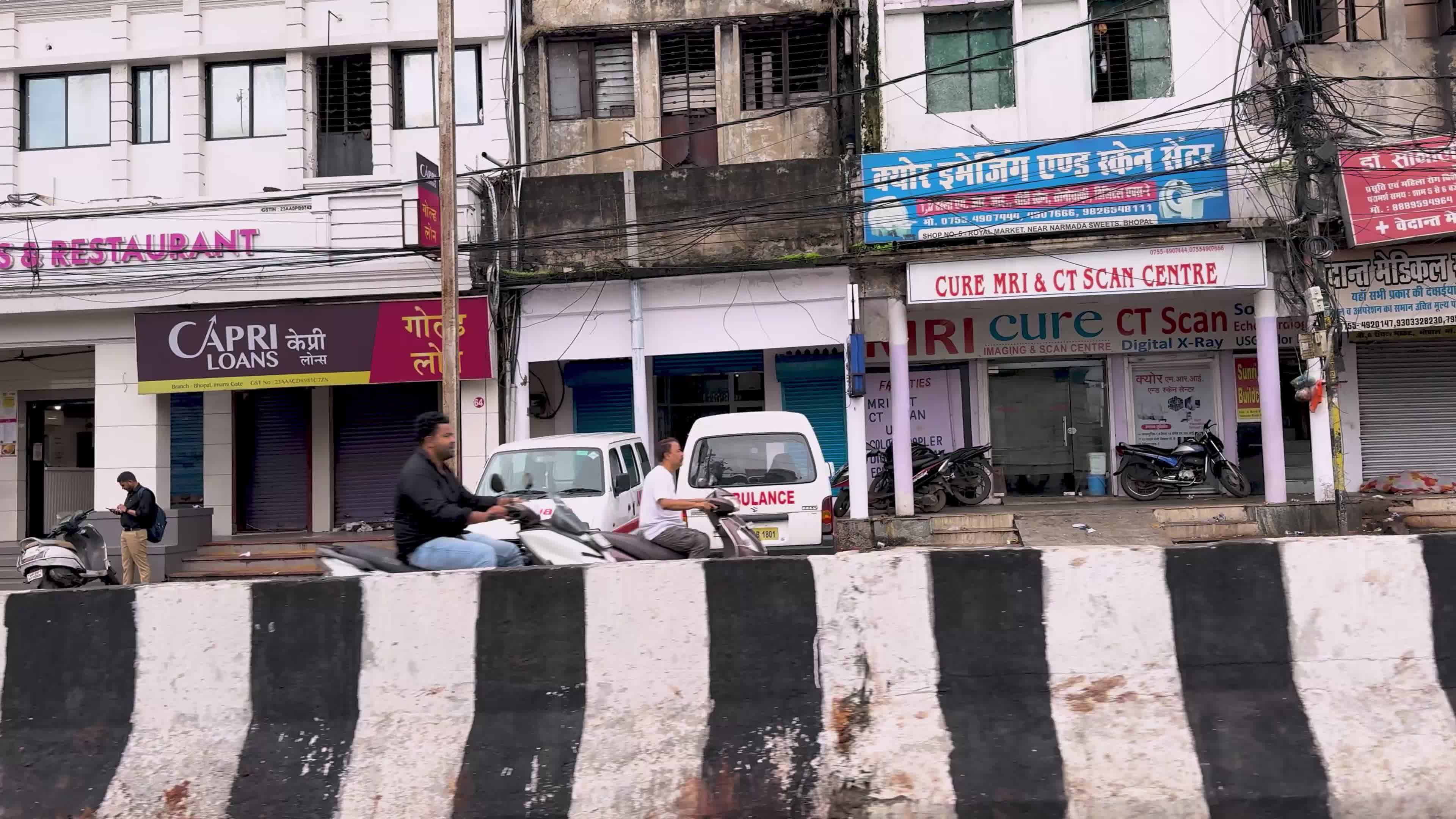 La Vida Cotidiana En Una Calle De Una Ciudad Metropolitana De La India ...