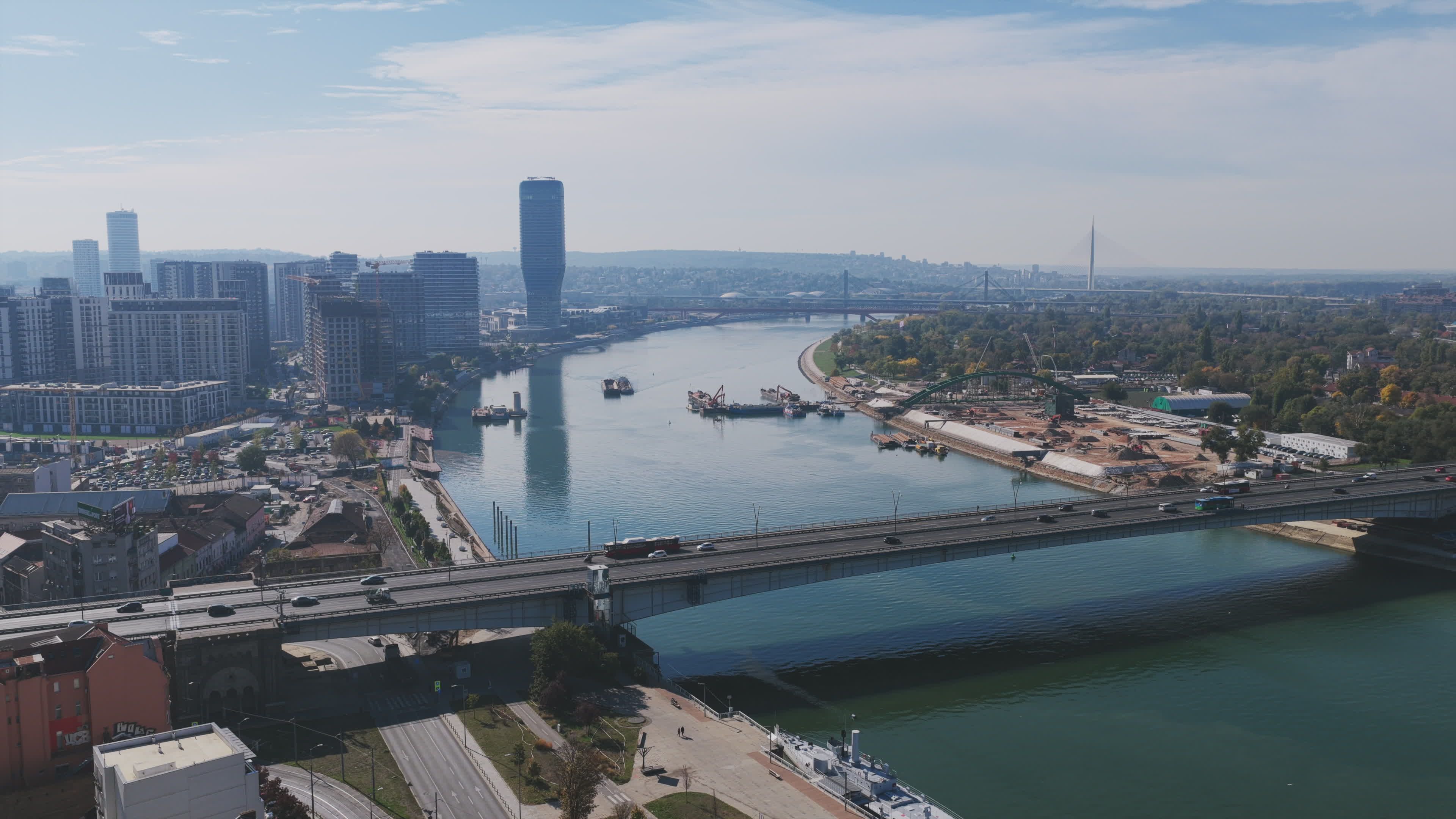 Vista Aérea De Belgrado Sobre El Río Sava · Vídeo de stock gratuito