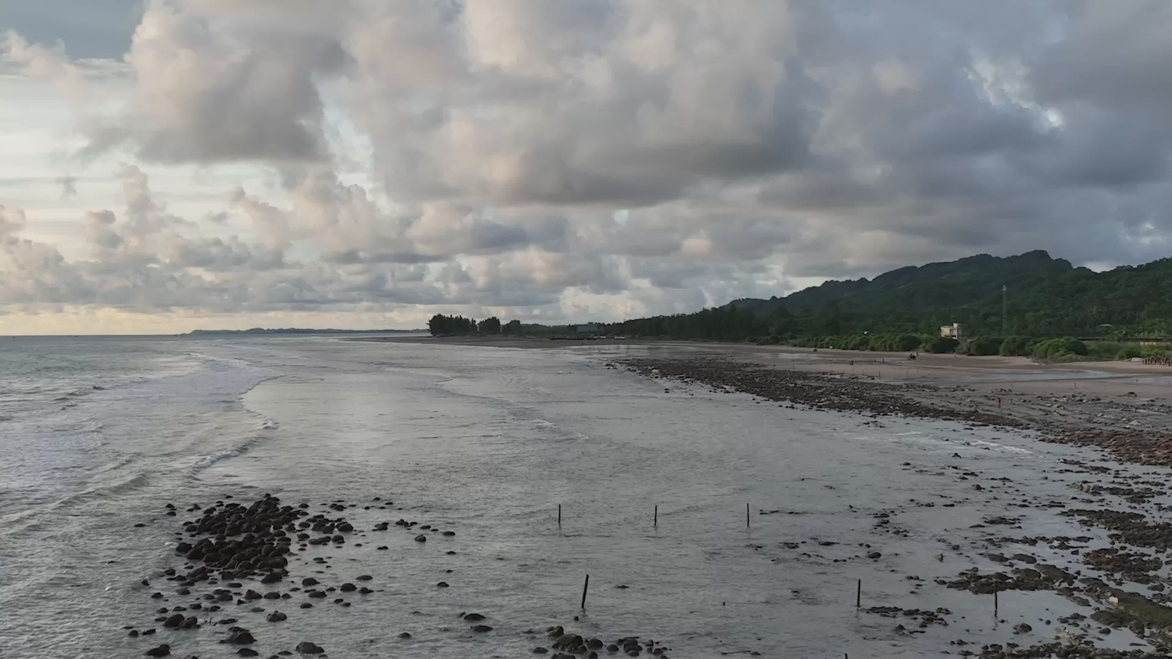 Vista Panorámica De La Playa De Teknaf Sea Al Atardecer · Vídeo de ...