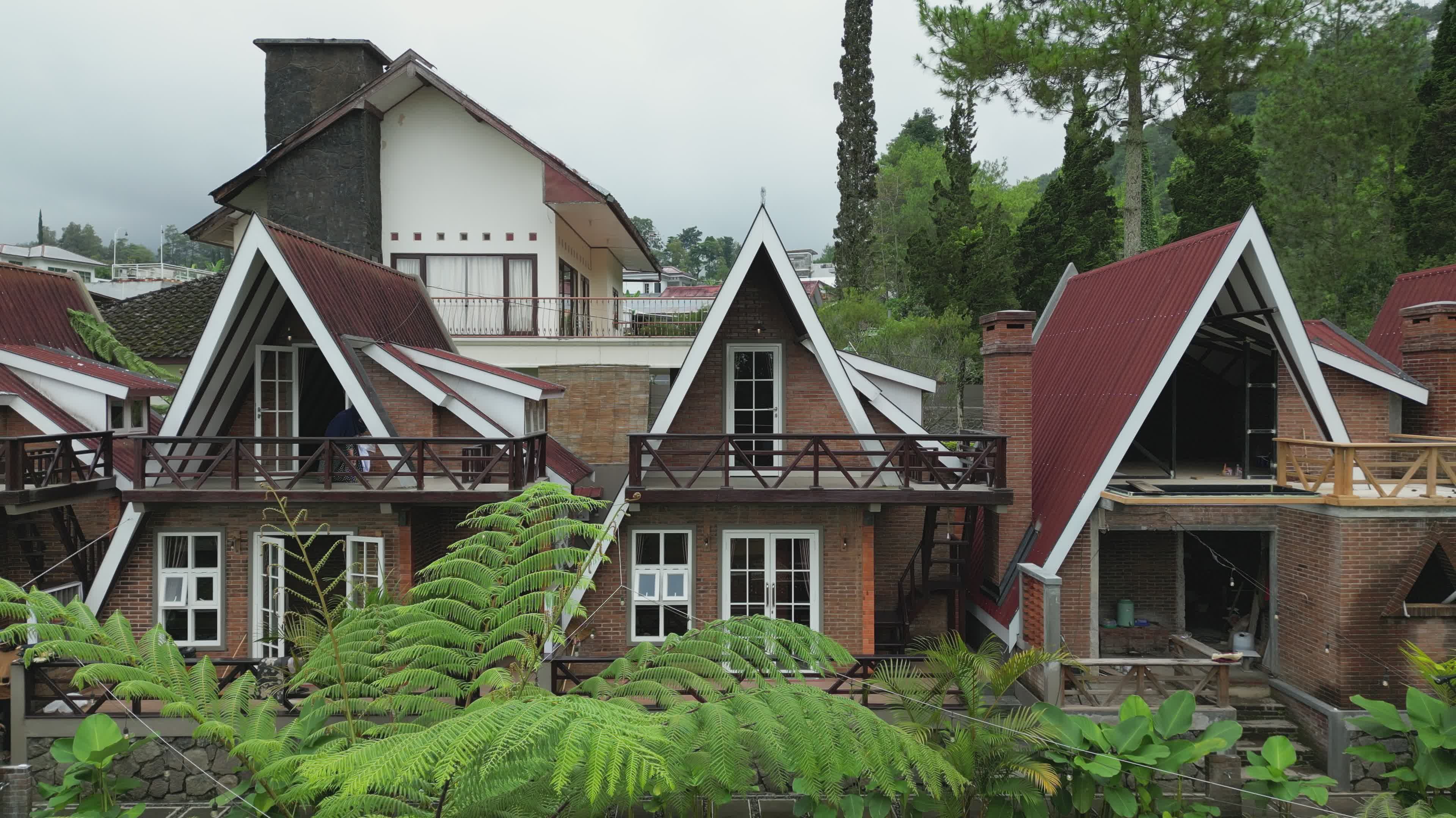 Rumah A Frame Yang Menawan Di Hutan Yang Rimbun · Video Stok Gratis