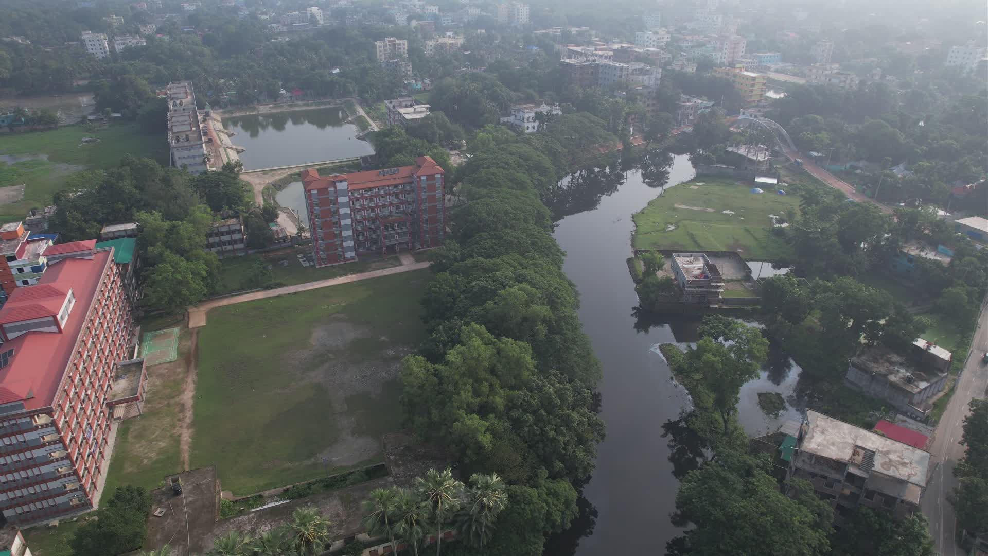 Vista Aérea Con Dron Del Paisaje Urbano De Cumilla · Vídeo de stock ...