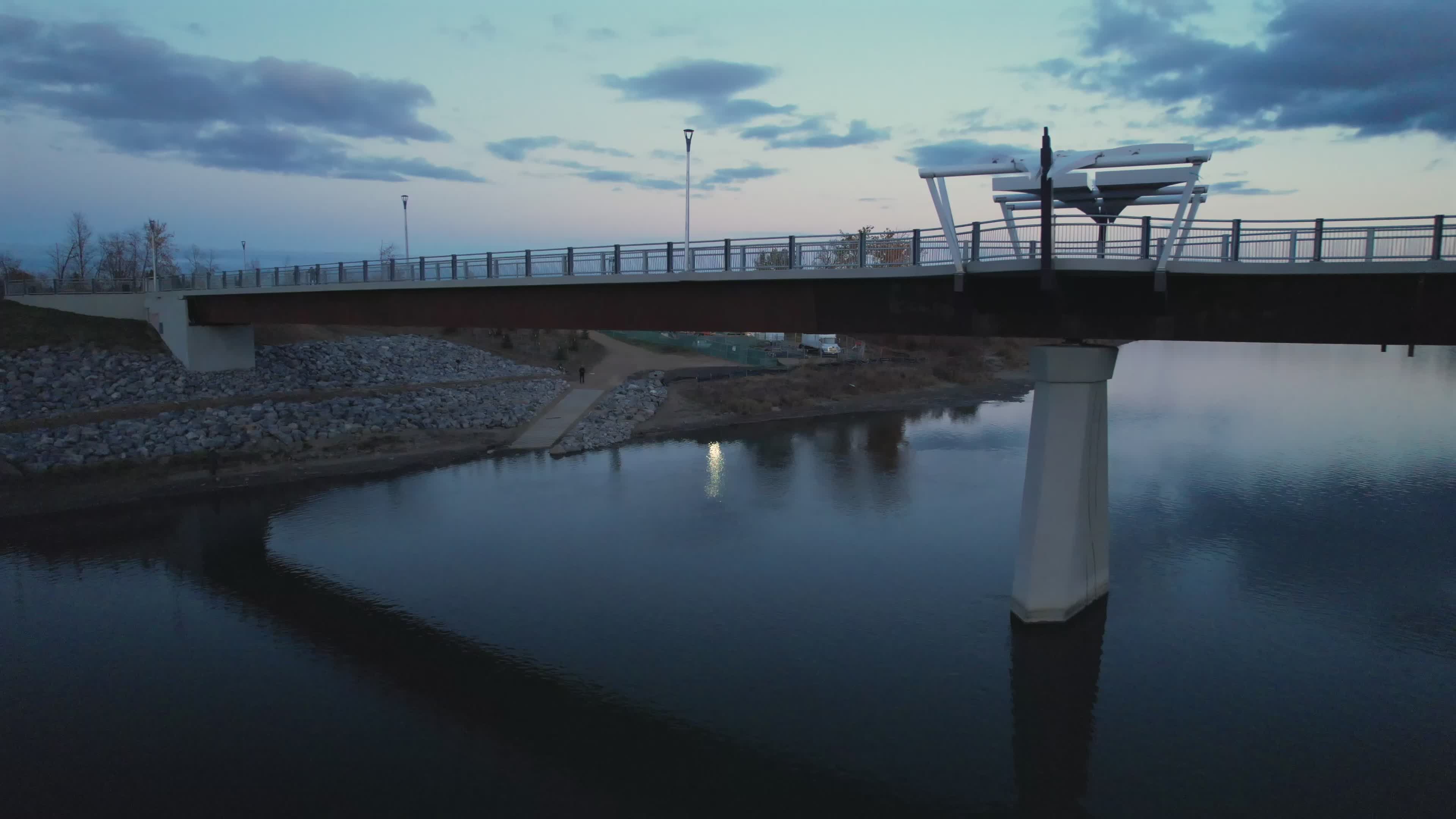 Vista Aérea Del Puente Sobre El Río Alberta Al Atardecer · Vídeo de ...