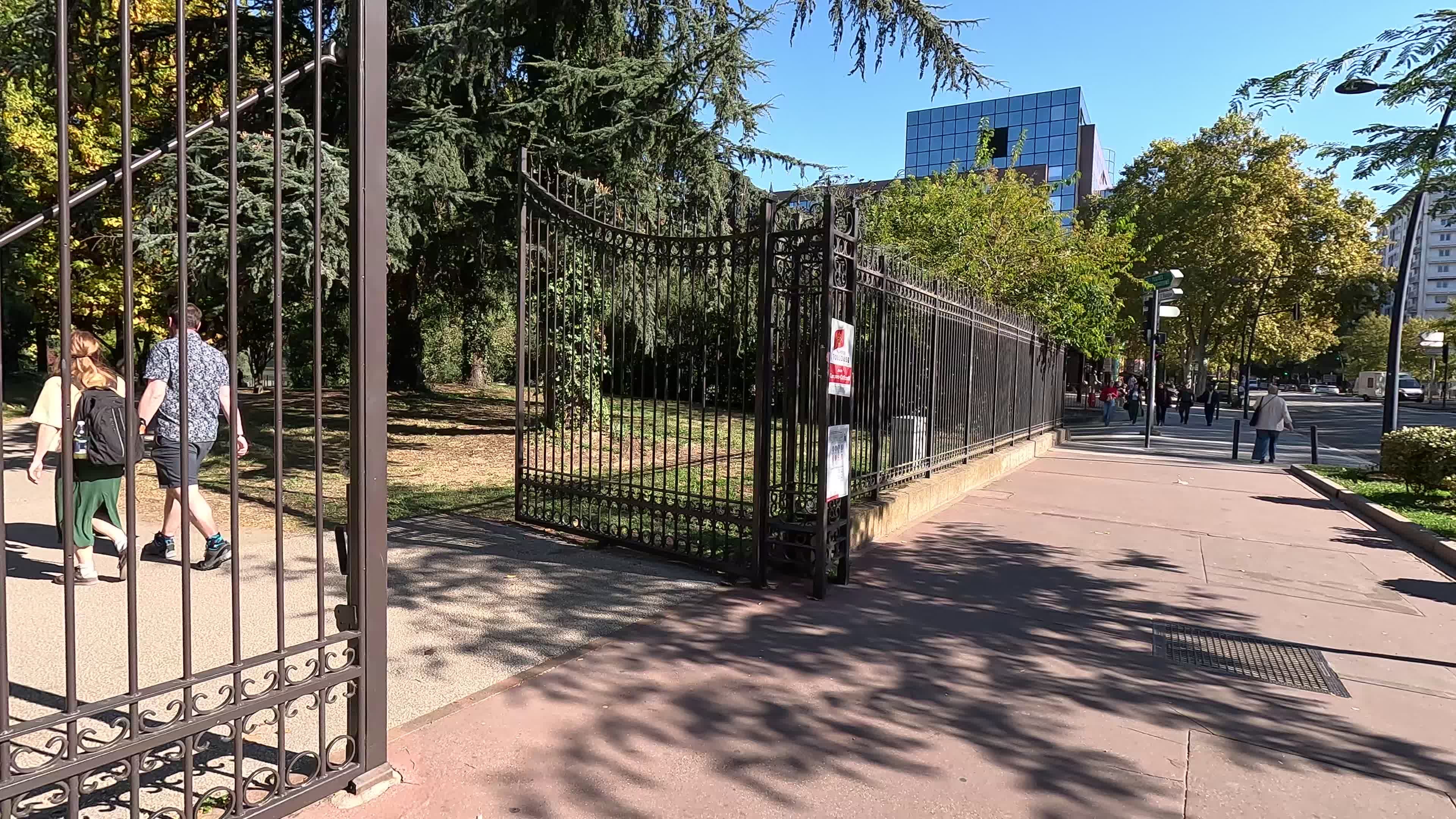 Paseo Por Un Parque Urbano Soleado Con Estatua · Vídeo de stock gratuito