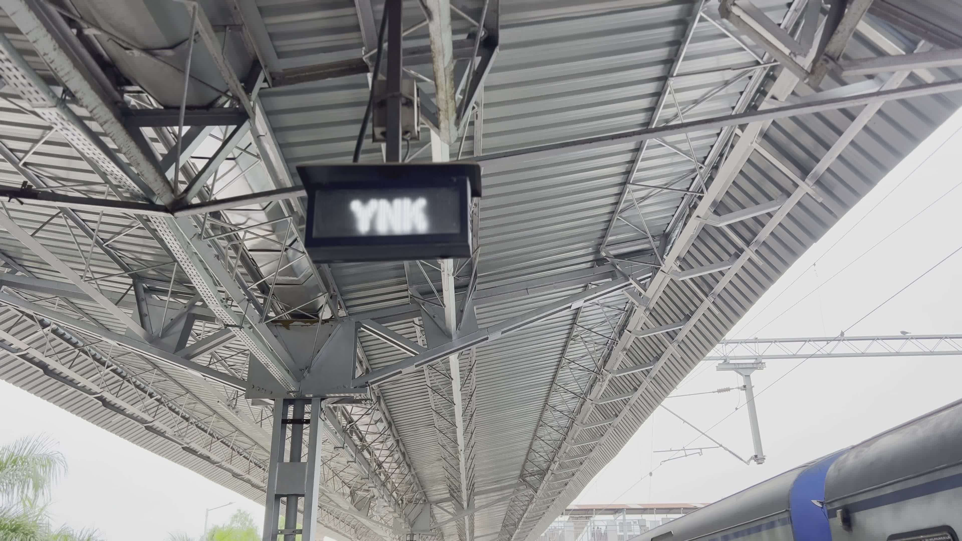 Estación De Tren Concurrida Con Llegada Del Tren Azul · Vídeo de stock ...