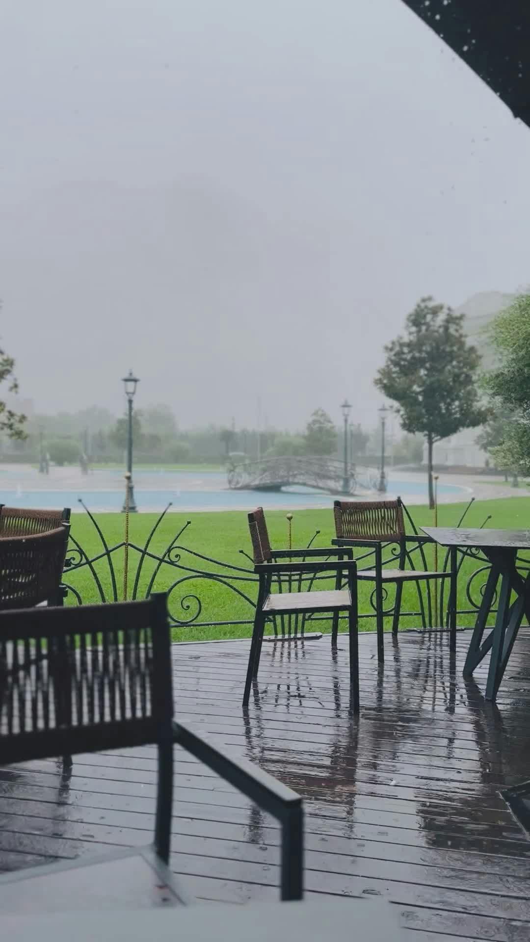 Un Día Lluvioso Y Tranquilo En El Lakeside Cafe · Vídeo de stock gratuito