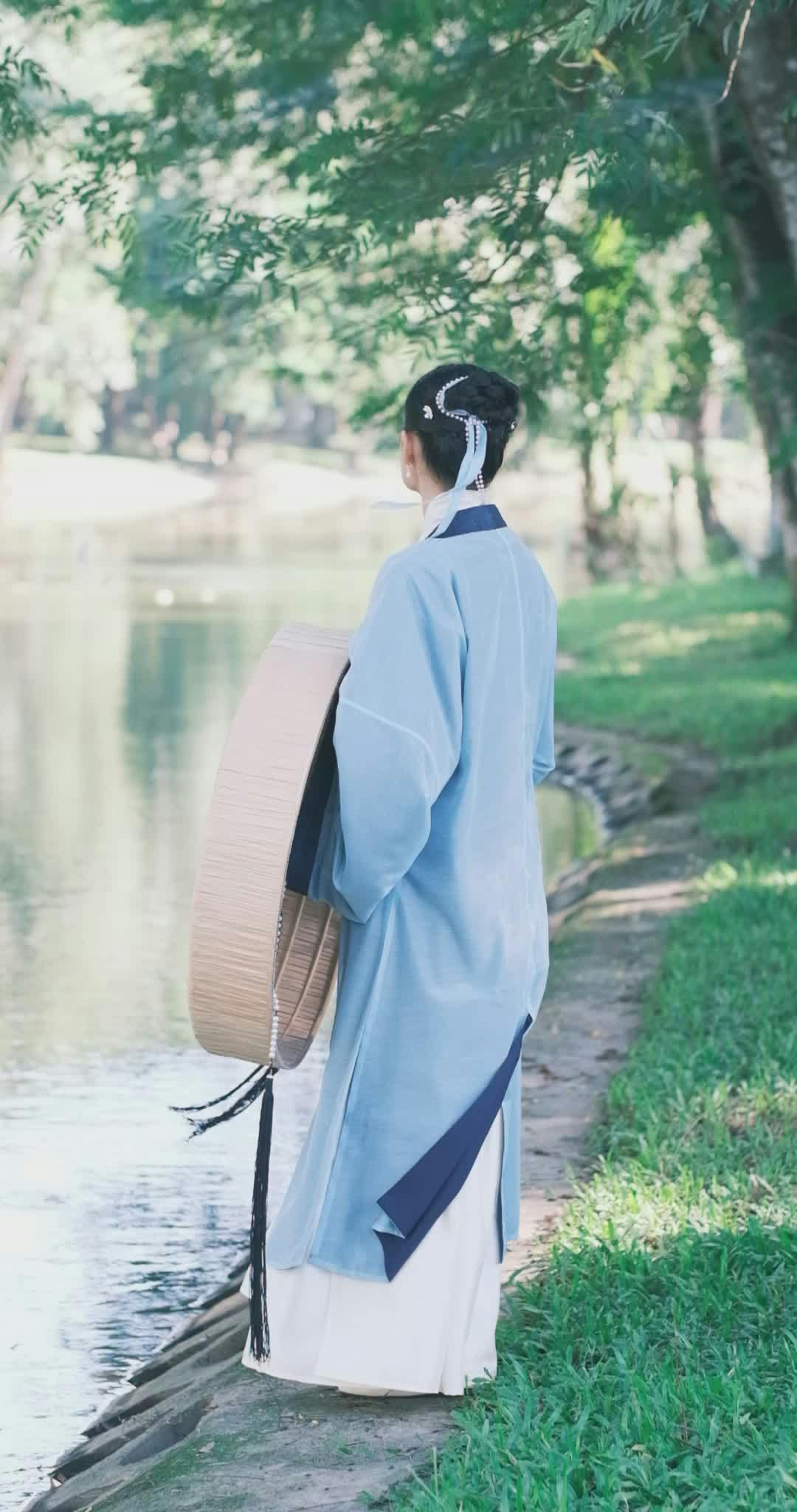 Mujer Con Atuendo Tradicional Junto Al Río Tranquilo · Vídeo de stock ...