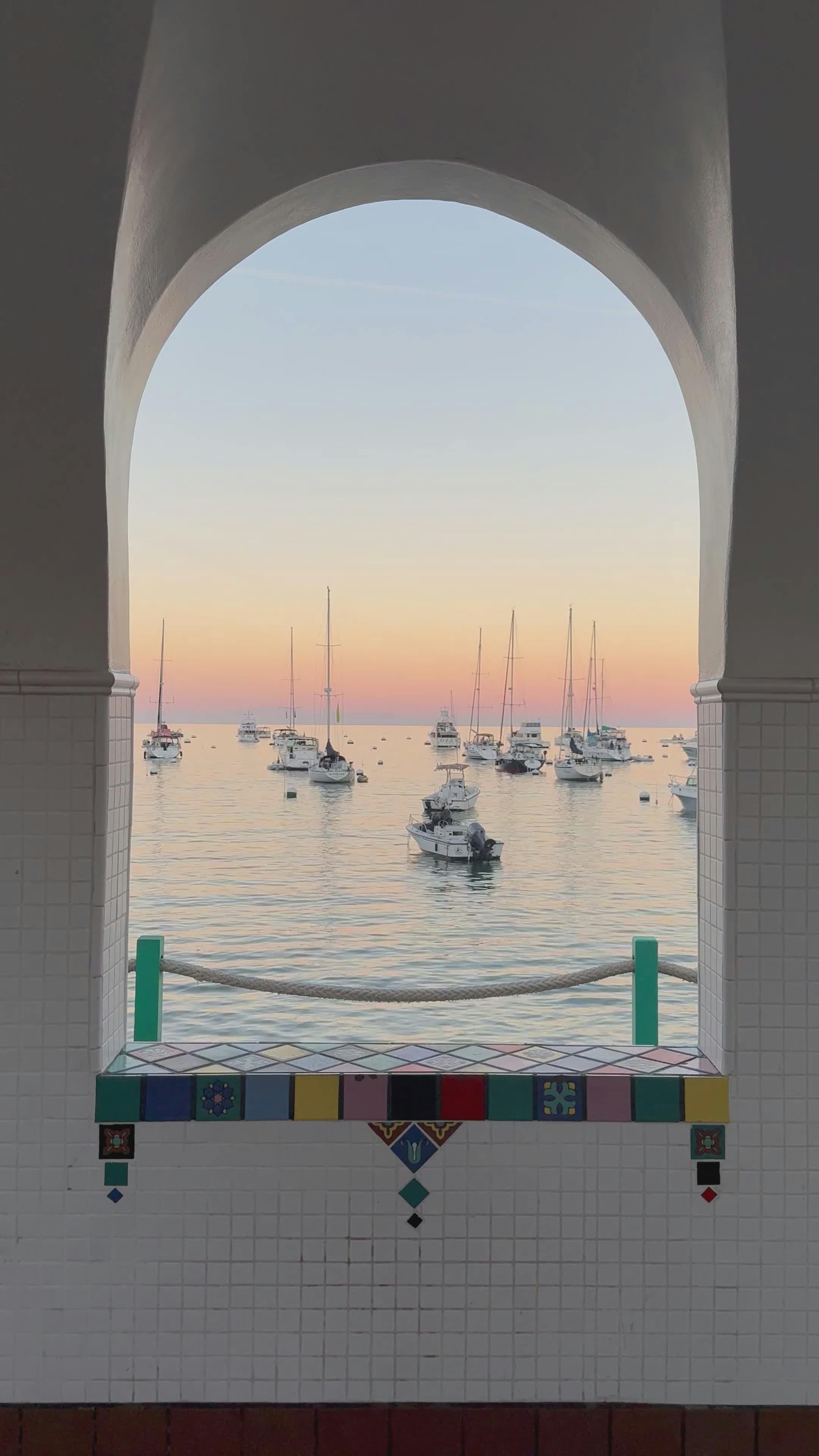 Vista Panorámica Del Atardecer En El Tranquilo Puerto · Vídeo de stock ...