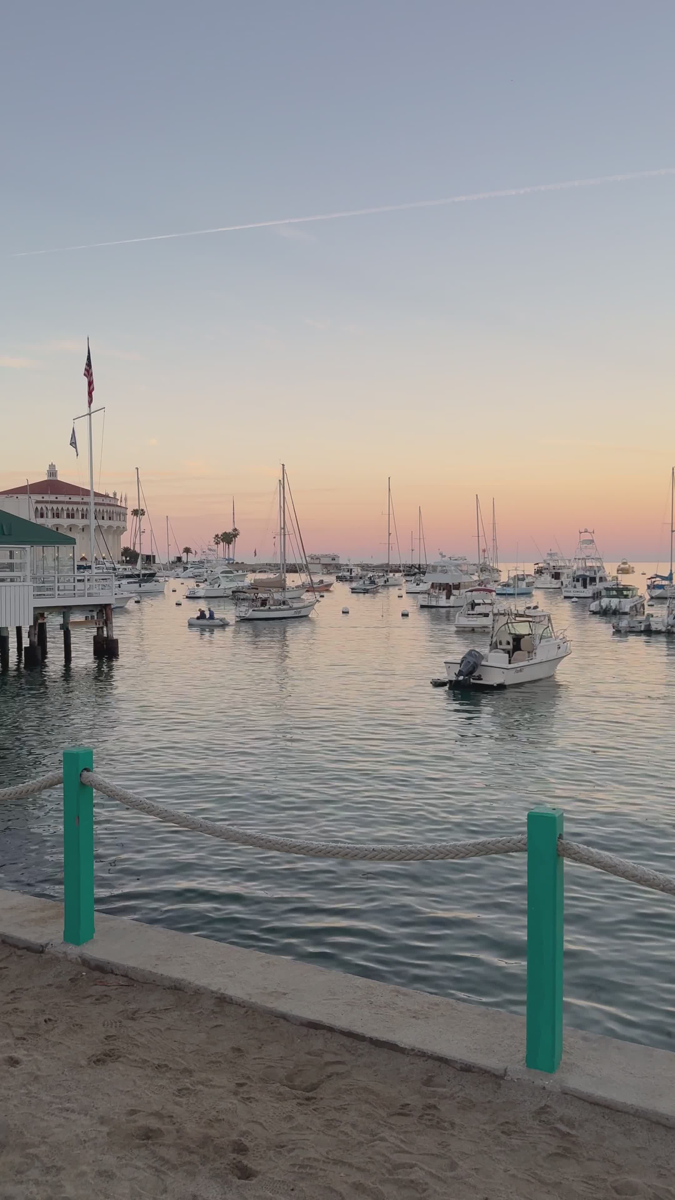 Vista Panorámica Del Puerto Con Barcos Al Atardecer · Vídeo de stock ...