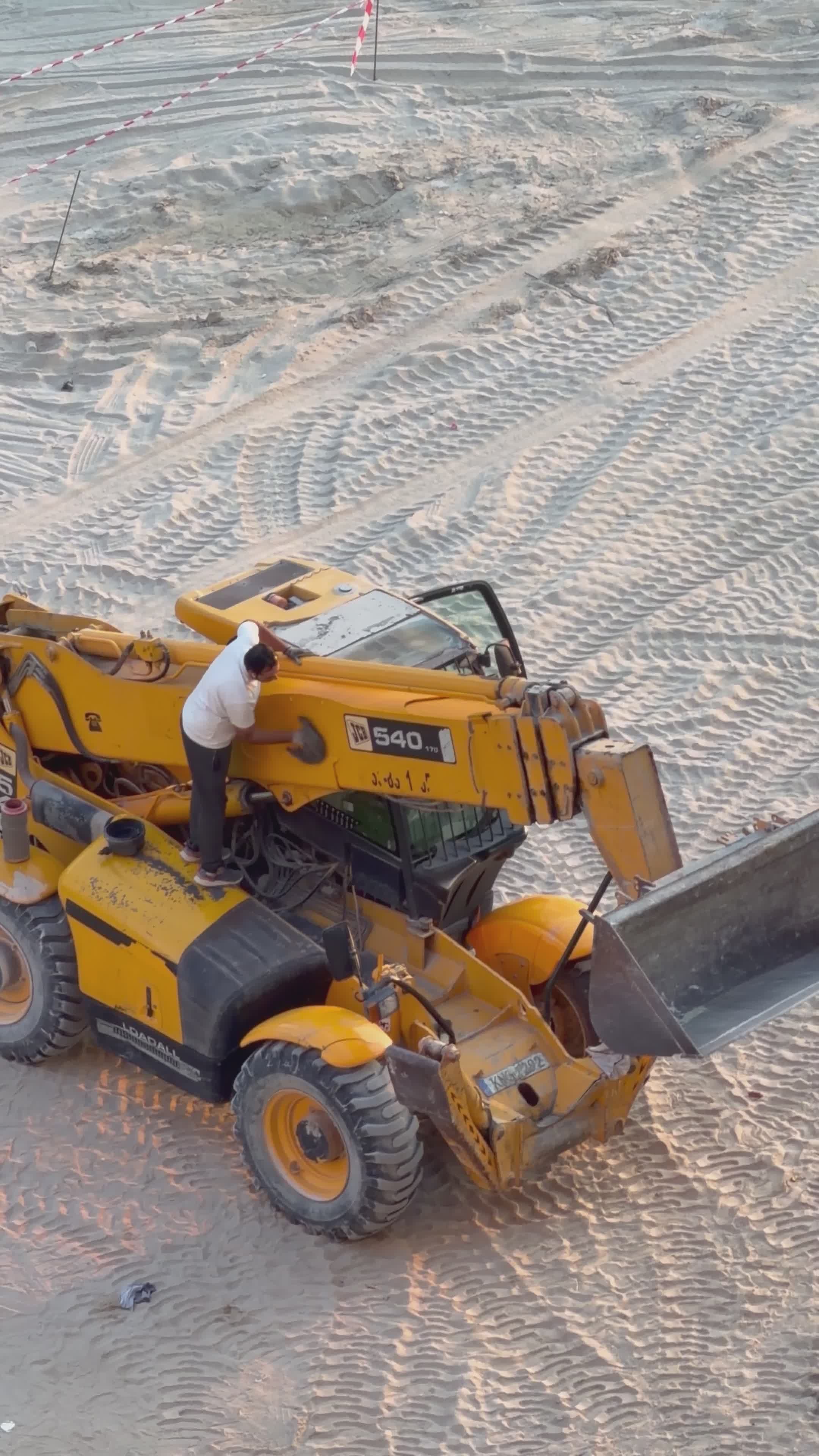 Maquinaria Pesada En Acción En El Sitio De Construcción · Vídeo de ...