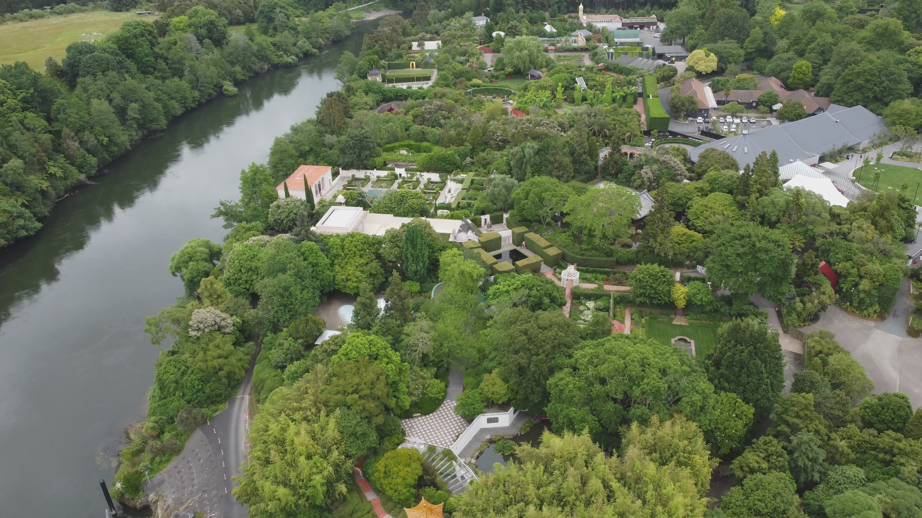 Vista Aérea De Los Jardines Y El Río Hamilton · Vídeo de stock gratuito